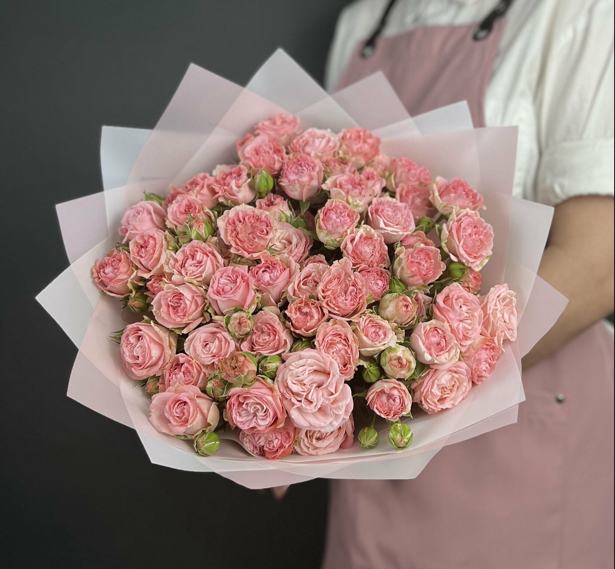 Букет живых цветов. Кустовые пионовидные розы Мадам Бомбастик 15 шт