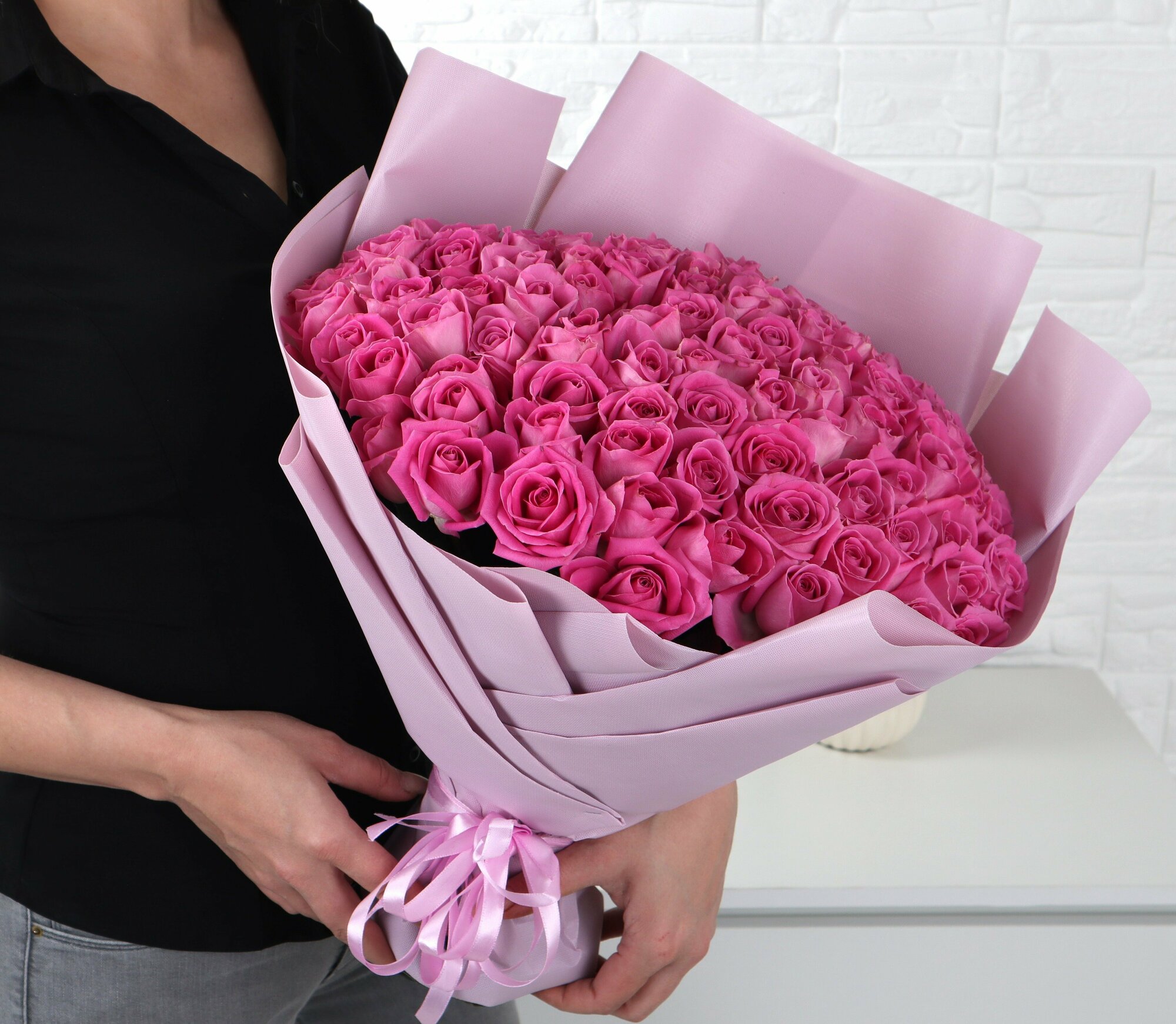 Монобукет THE FLOREAL розовая роза 101 штука, высота 40 см, с бантом