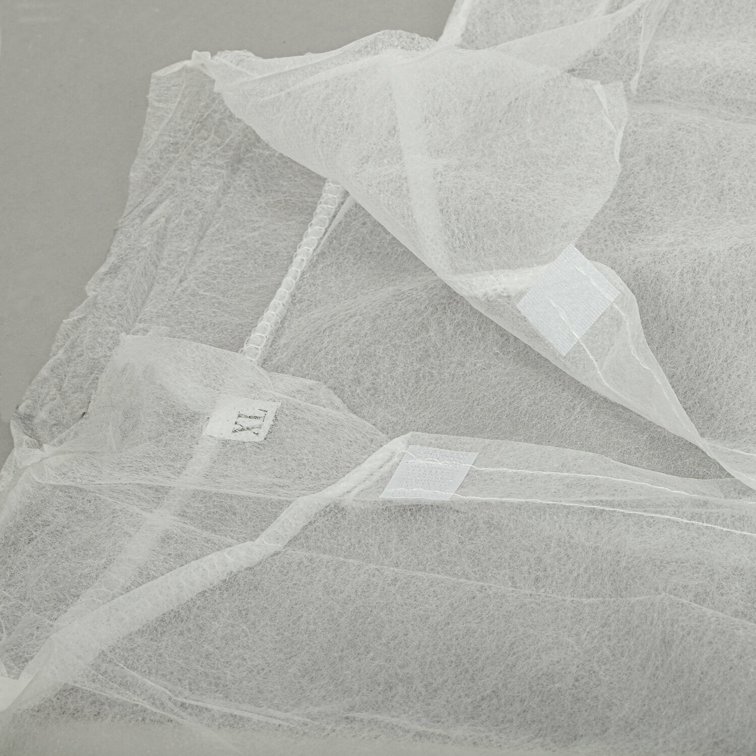 Халат одноразовый белый на липучках комплект 10 шт, XXL, 56-58 размер, 110 см, рукав на резинке, 25 г/м2, KLEVER