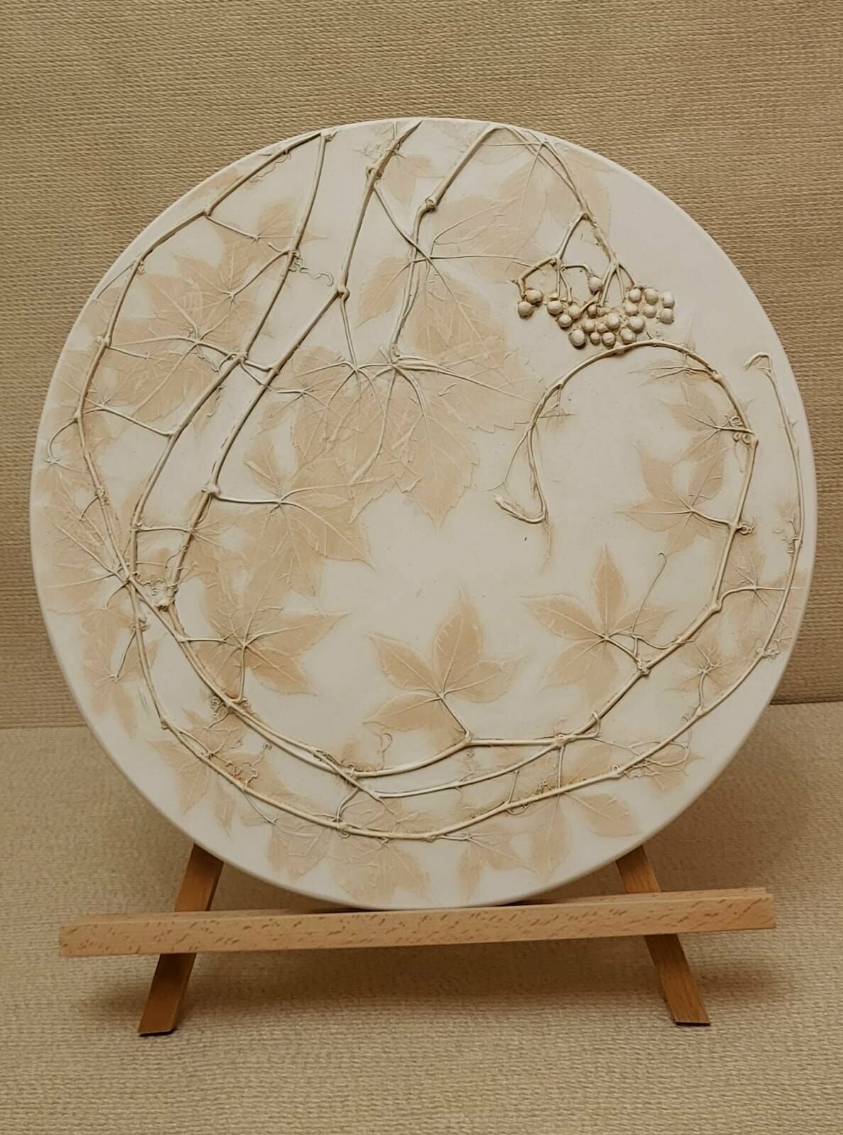 Панно из гипса, ботанический барельеф, картина "Дикий виноград", ручной работы, 46.5x46.5x2 см