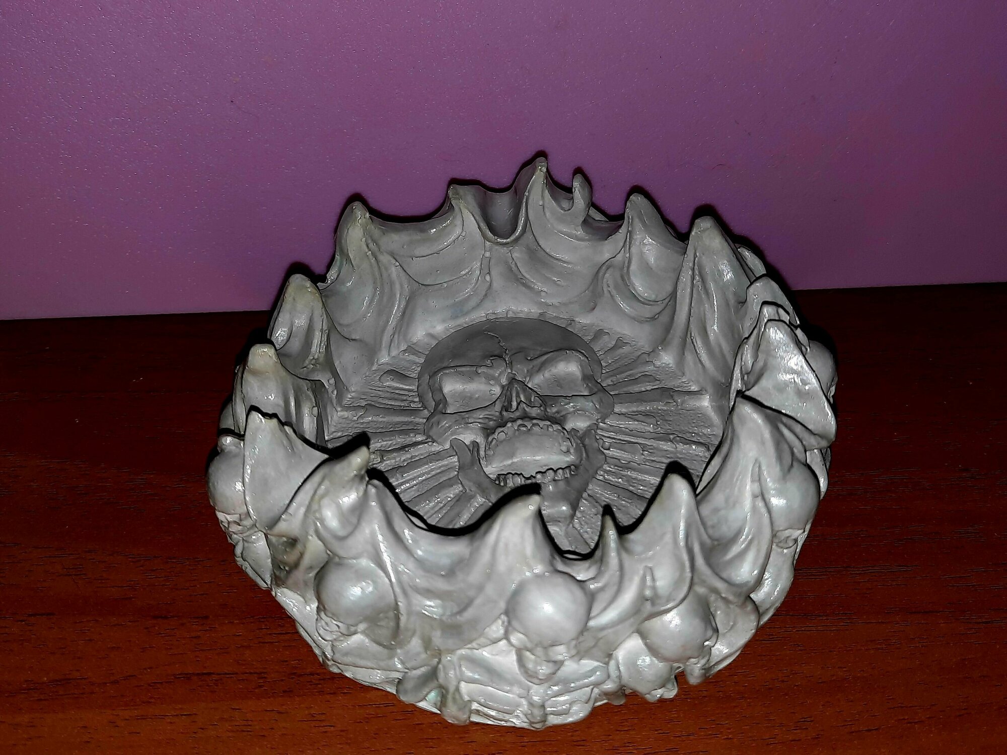 Серо-зеленая череп ручной работы, изделия из гипса.