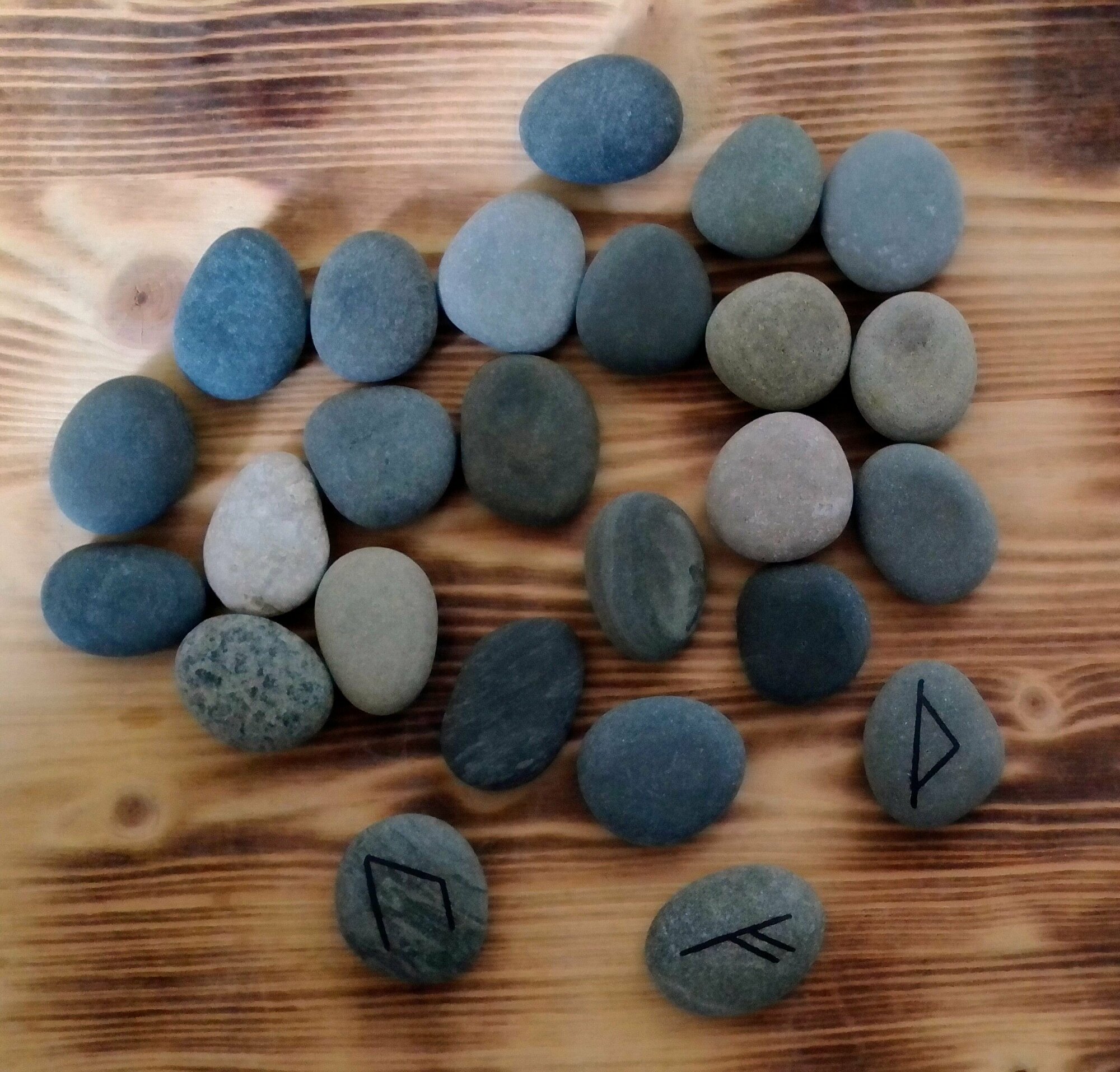 Заготовки для рун из камня 25шт. + мешочек. Набор разноцветных плоских камешков.