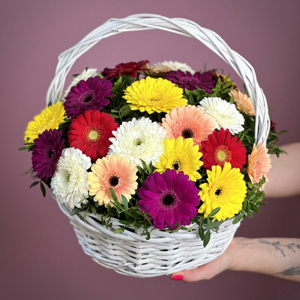 Цветы живые букет из 25 гербер мини в корзине, 25 см, от Flor2u