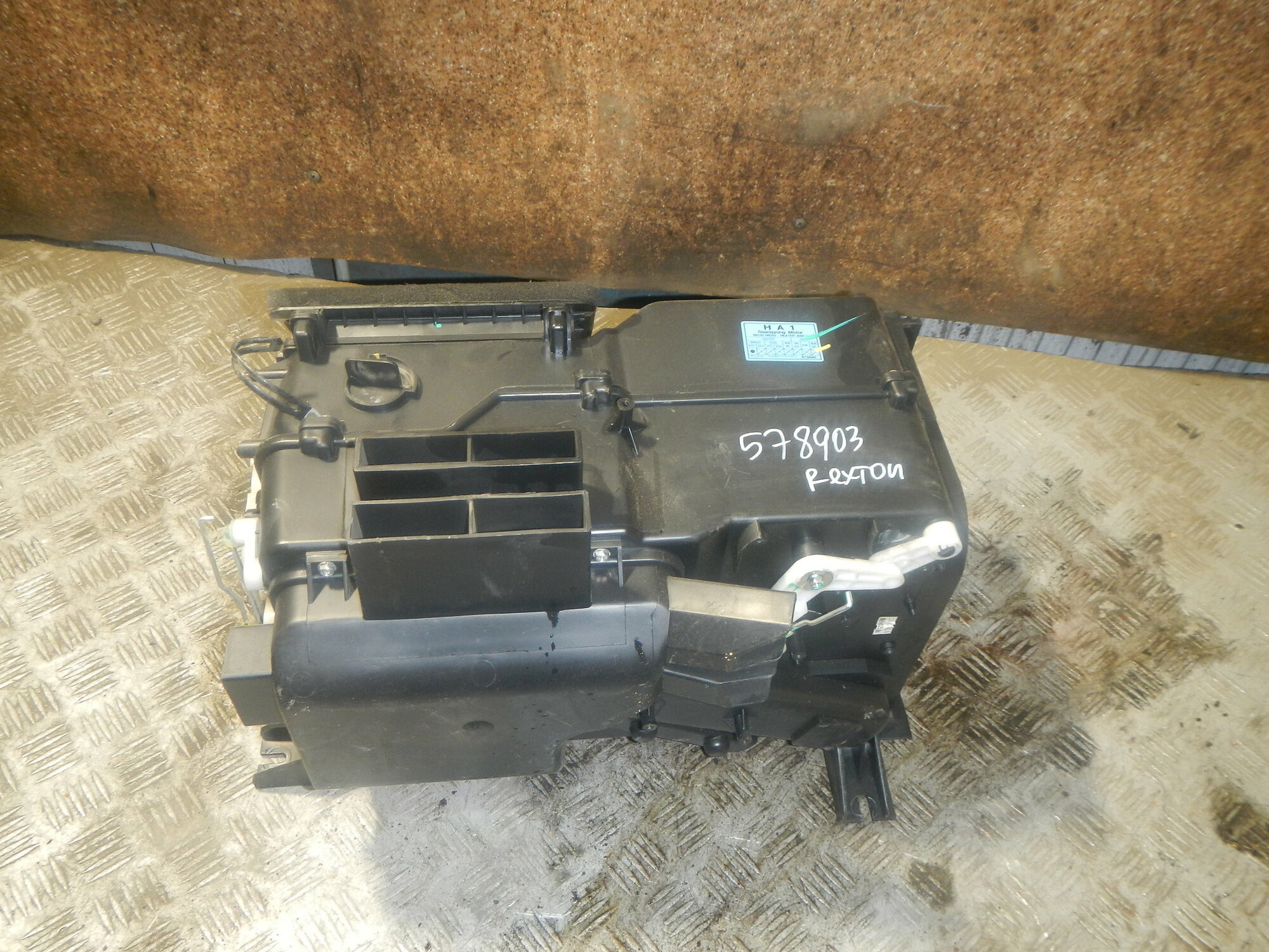 Б/У Корпус отопителя, SsangYong (Сангйонг)-REXTON II (07-) SSANGYONG REXTON II (07-) Без видимых повреждений. 578903 SSA...