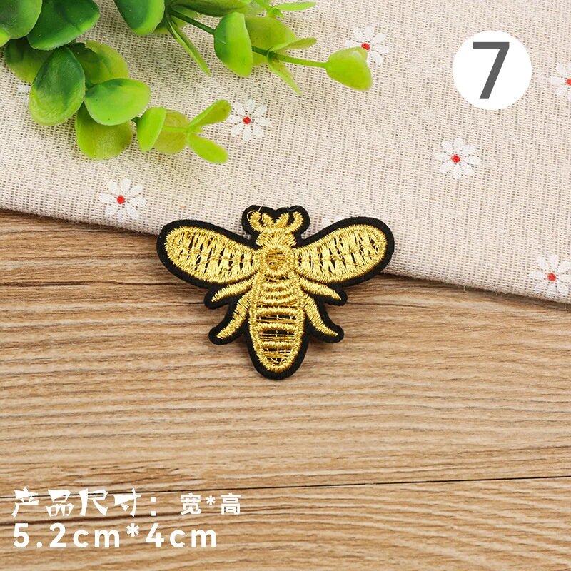 Золотая вышитая нашивка с пчелой сумный