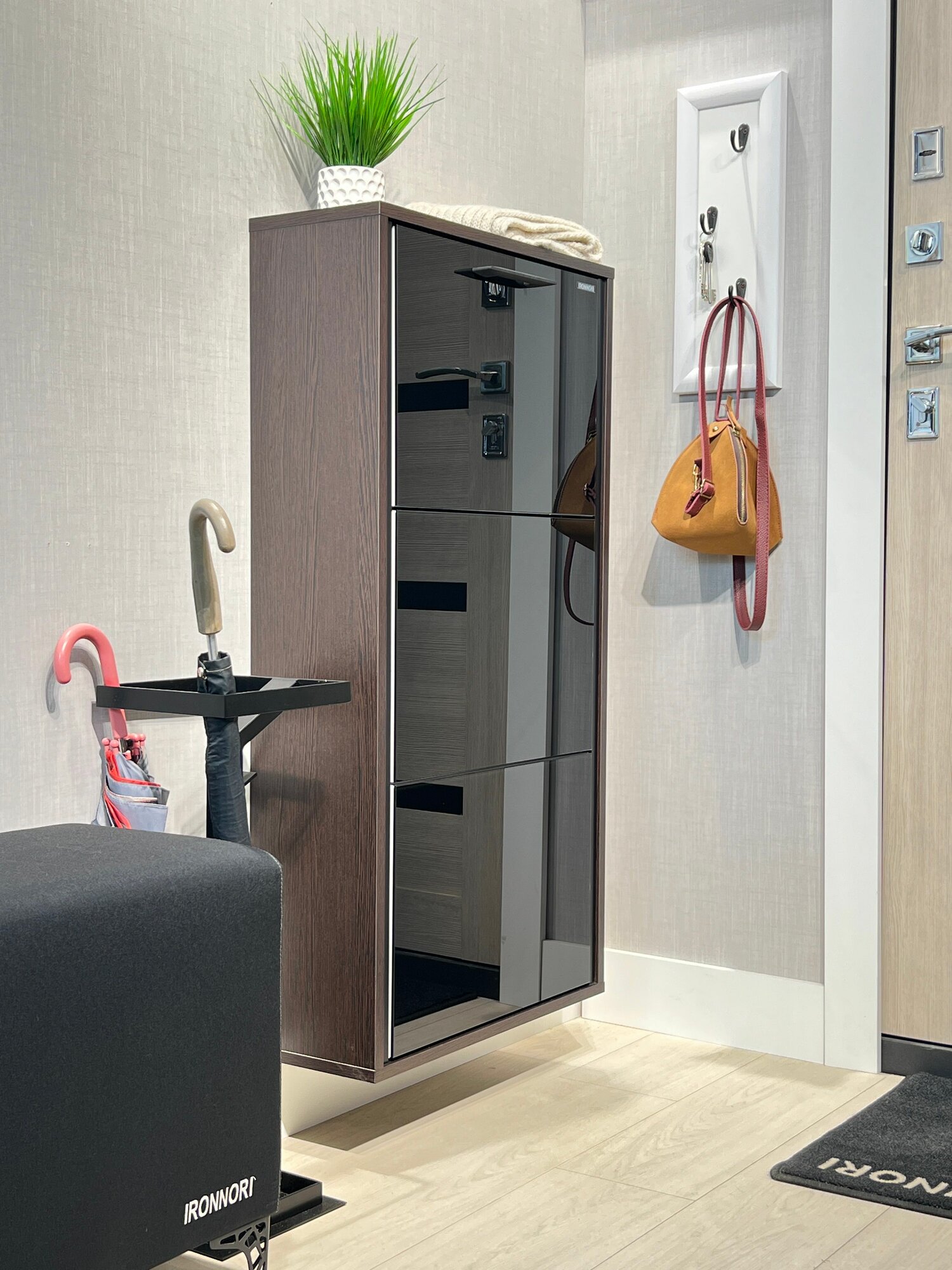 Обувница в прихожую IRONNORI Лайт 3 секций, Венге/стекло чёрное, 107x54.5x19 см