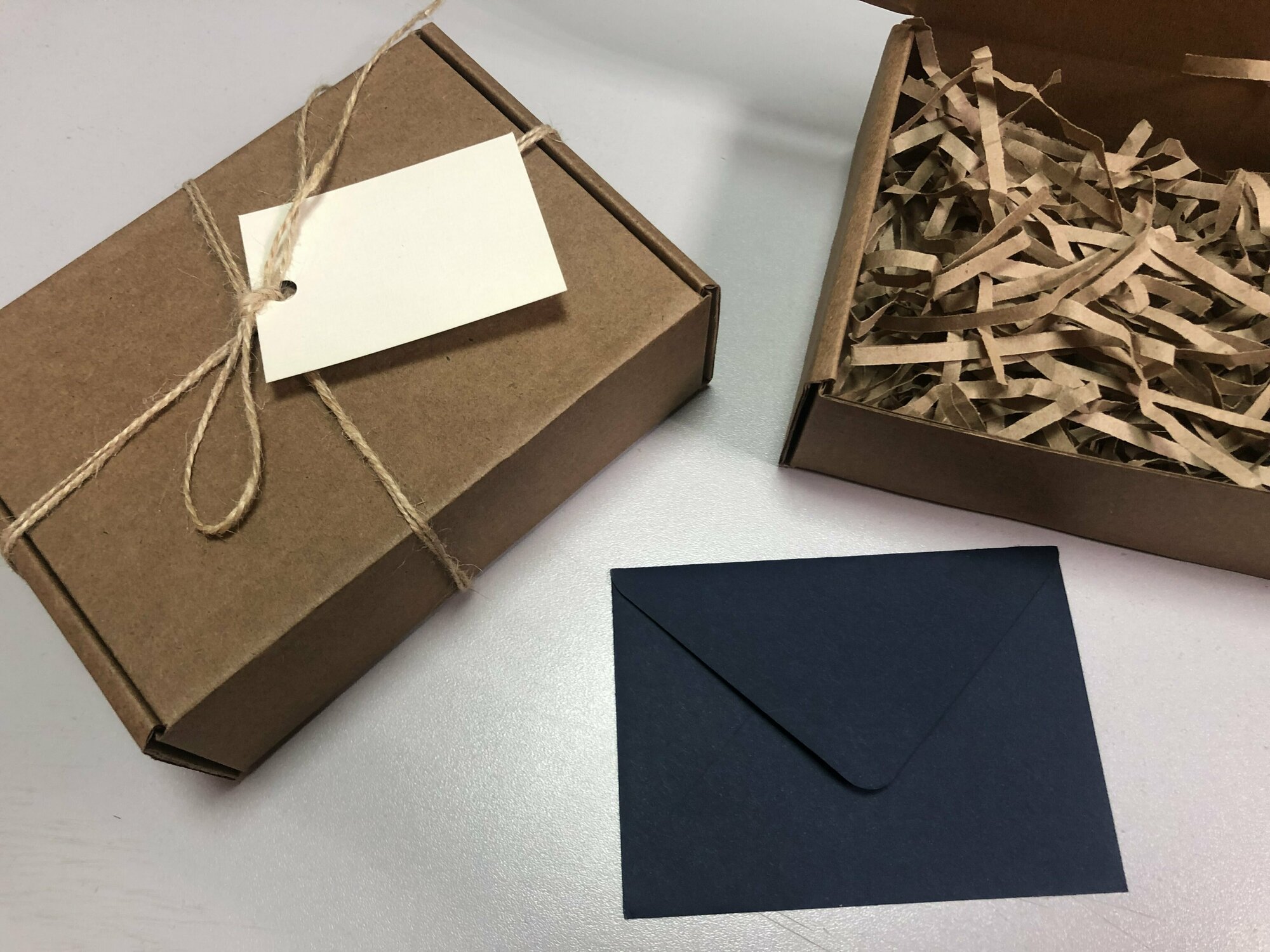 8 шт. Подарочная коробочка Драйв Директ 14х10х4,5 см "Крафт с темно-синим" с наполнителем, подарочным конвертом и открыткой
