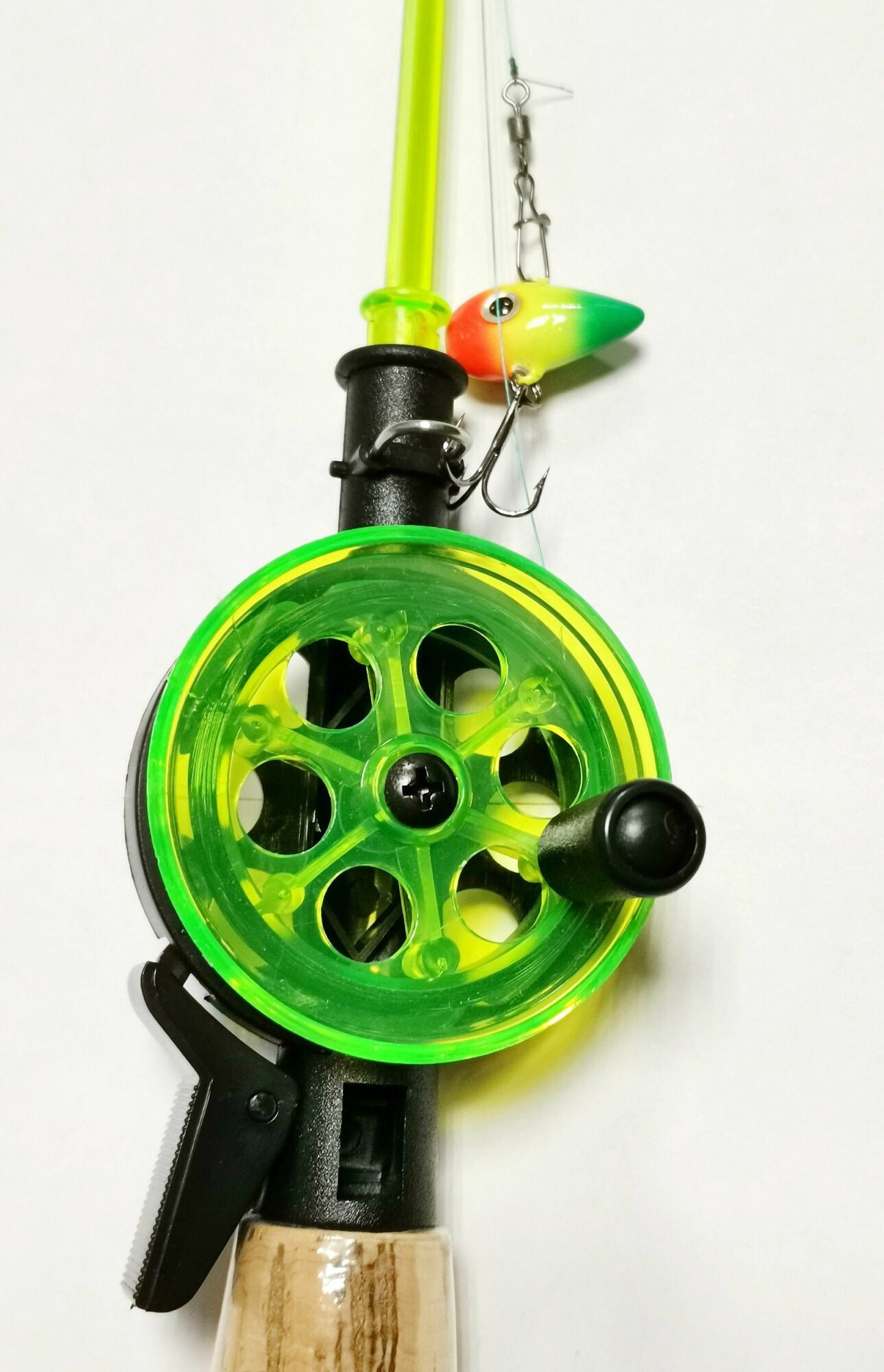 Зимняя удочка в сборе с приманкой.