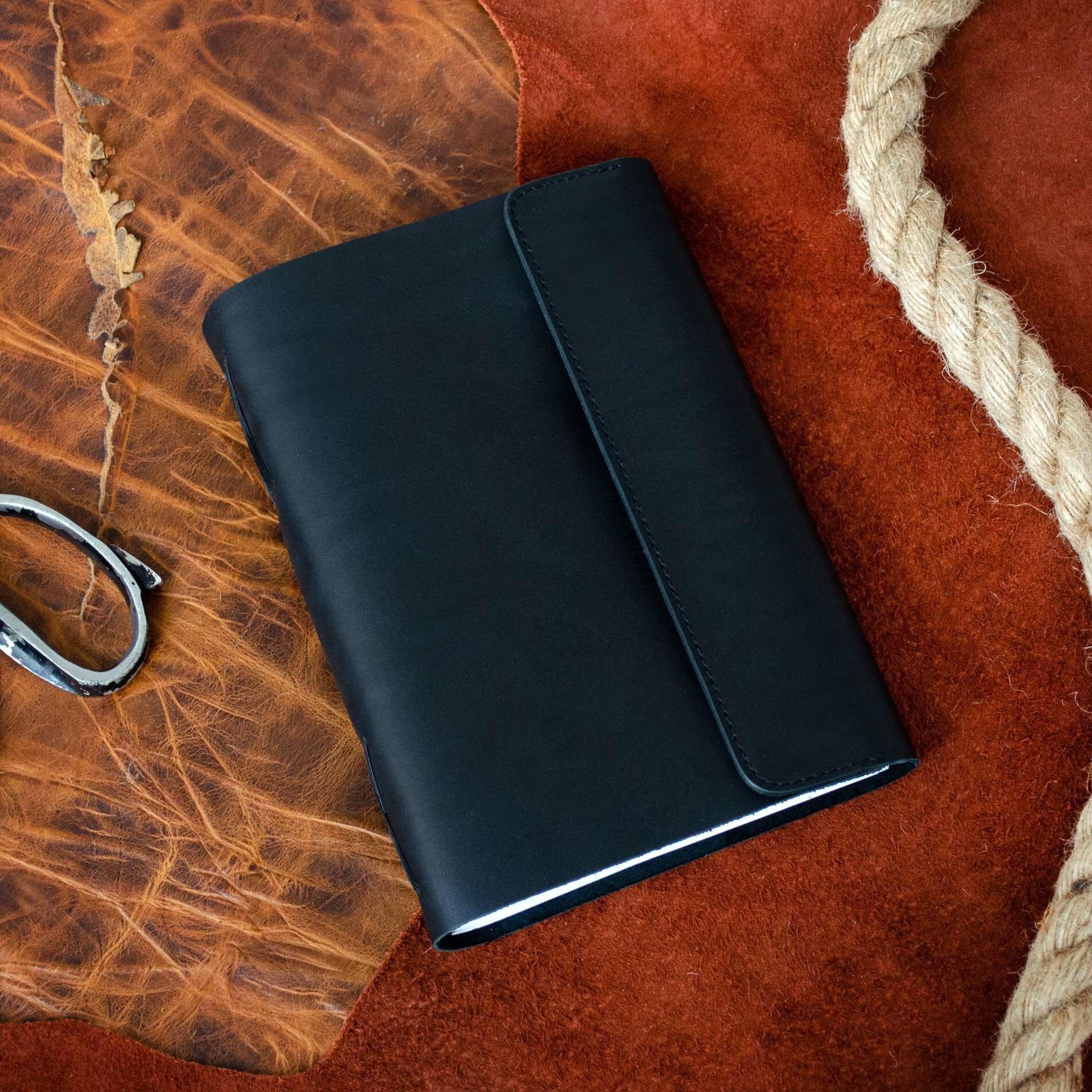 Блокнот из натуральной кожи формата А5. На кнопках. Цвет черный. С карманом под ручки и карандаши