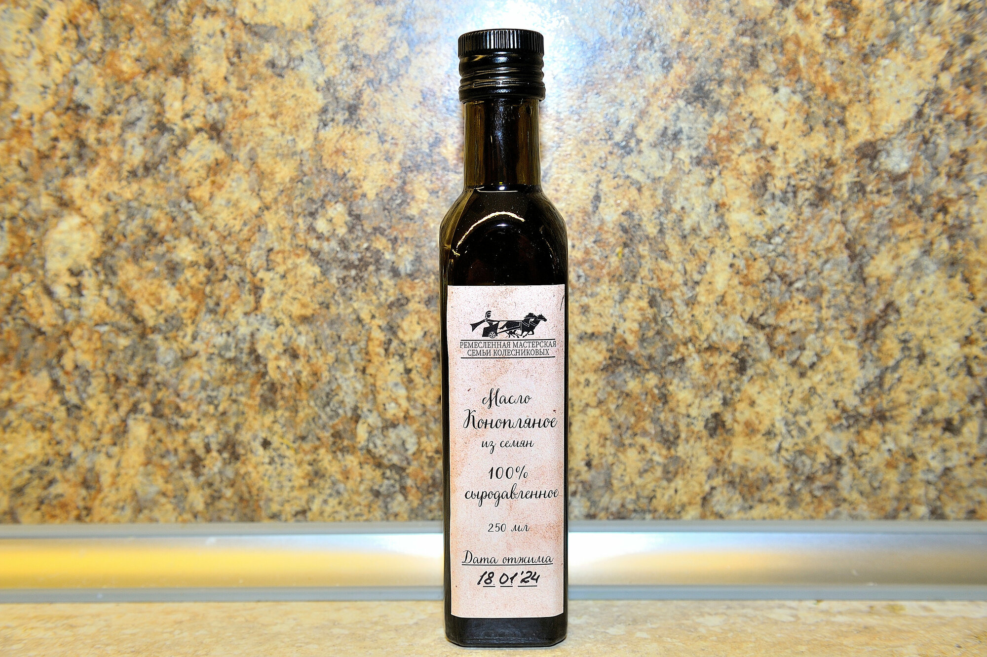 Настоящее сыродавленное масло холодного отжима из семян конопли. Конопляное масло. Ремесленная мастерская семьи Колесниковых