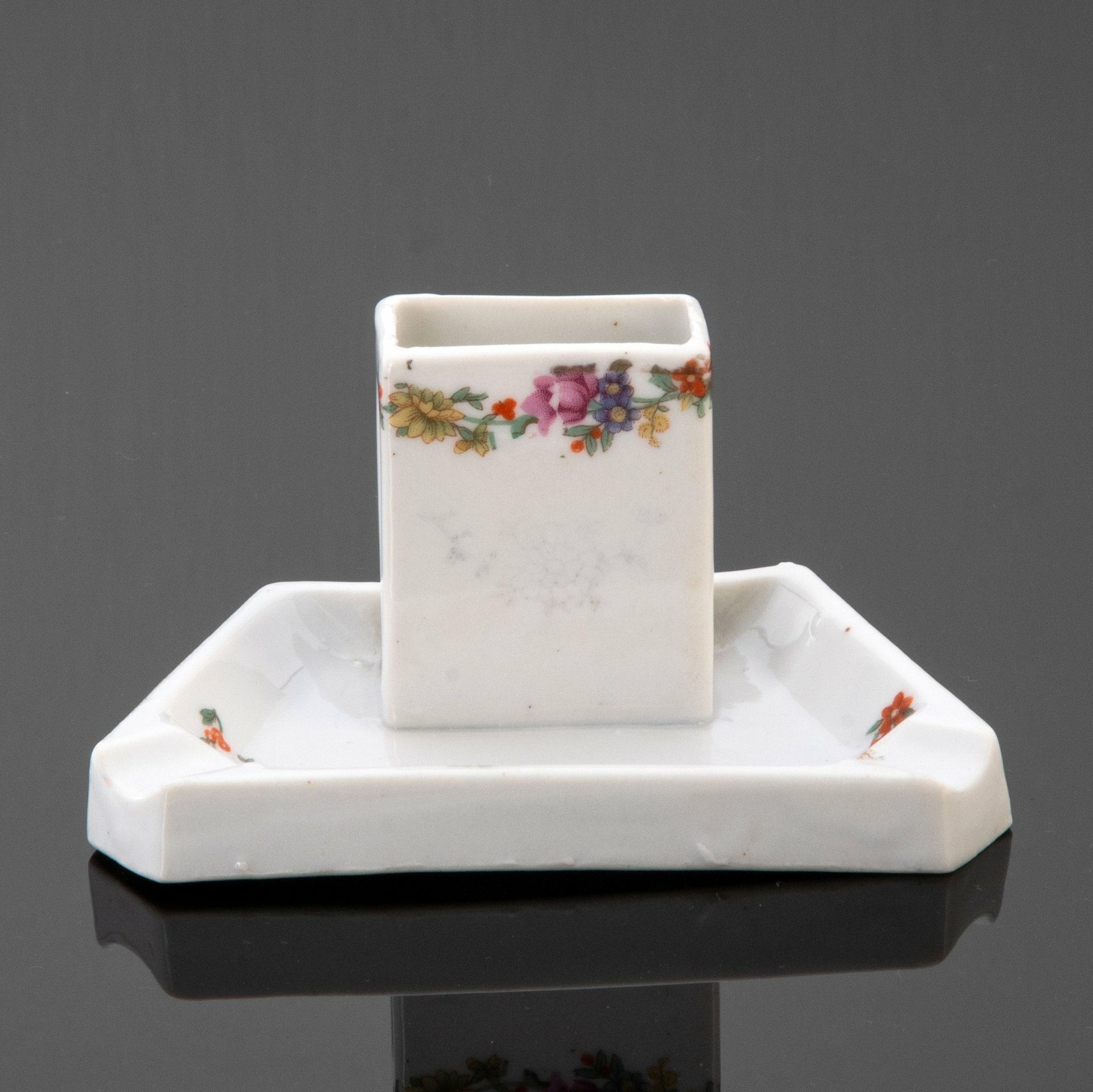 Пепельница с отделением для спичек, украшенная цветочными гирляндами, фарфор