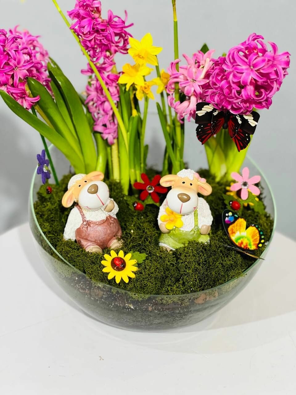 Весенняя композиция в стеклянной вазе / Первоцветы / Гиацинт и нарцисс