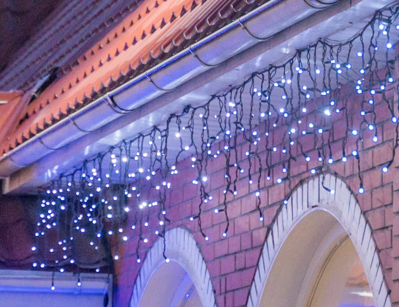 Светодиодная гирлянда, 100 холодных белых LED-огней, 2х0.5+1.5 м, коннектор, чёрный каучук, уличная, SNOWHOUSE