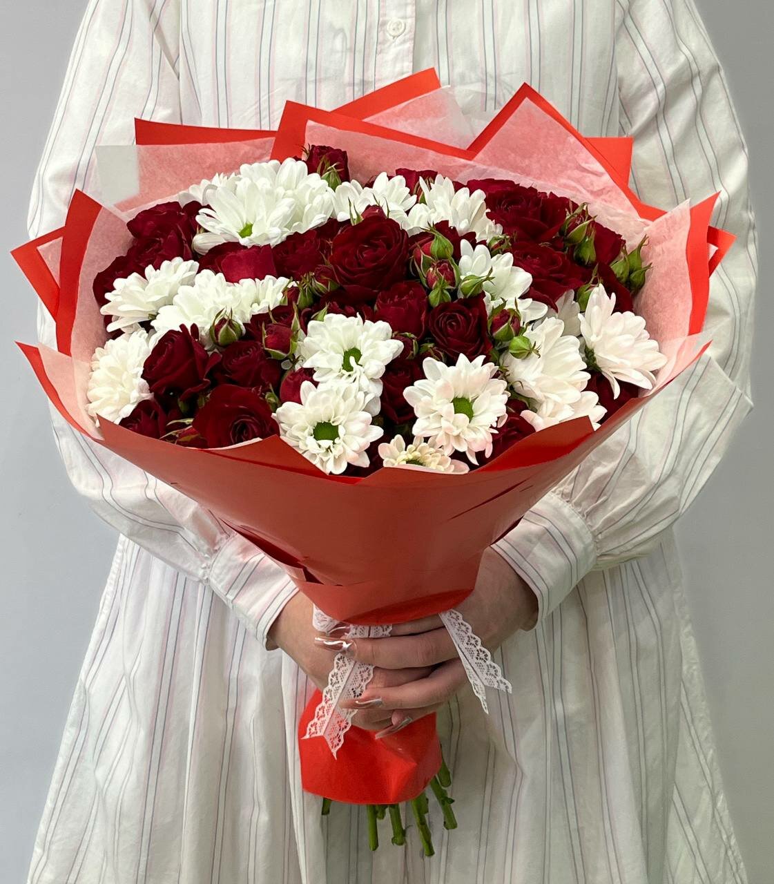 Букет из кустовых хризантем и кустовых роз «Пленница» - L (до 40 см)