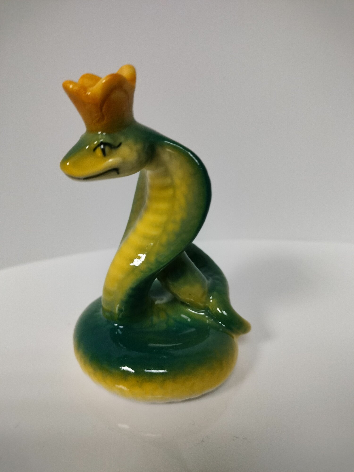 Змея фарфоровая (Кобра зеленая в короне) символ 2025 года. Ручная работа Россия.