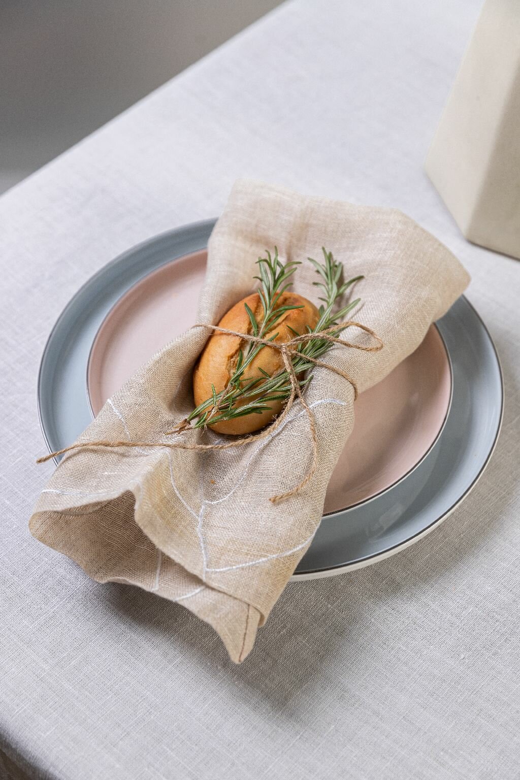 Тарелка голубая фарфоровая с бортиками, 26см