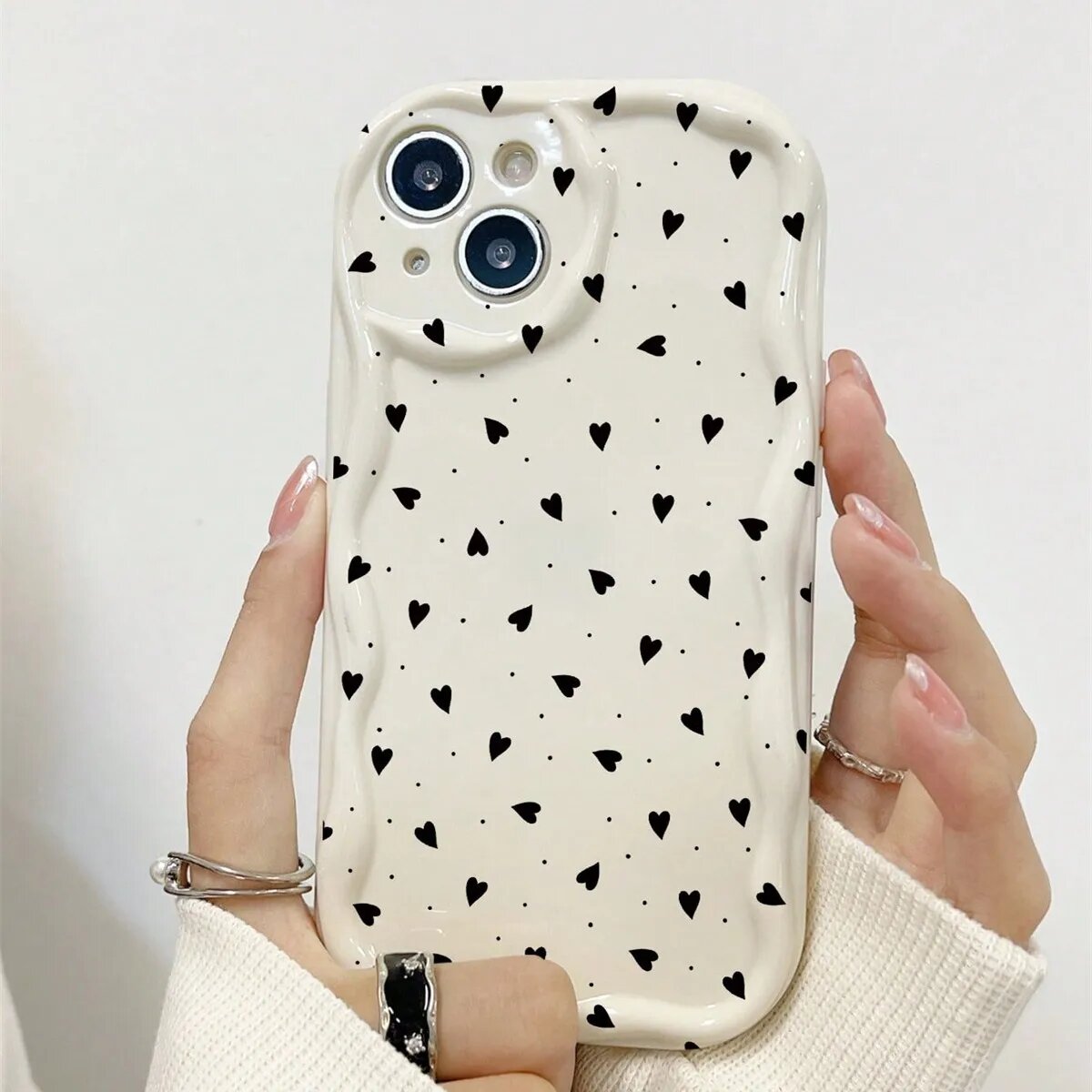 Чехол для Samsung Galaxy S24+ с сердечками, белый