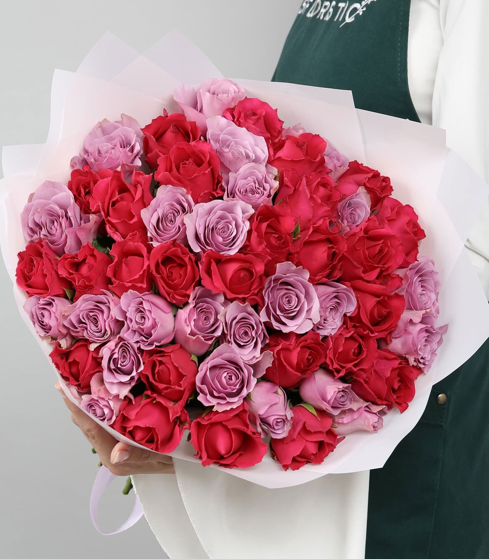 Букет StudioFloristic "Сказка из роз", роза Кения, 51 цветок, размер M