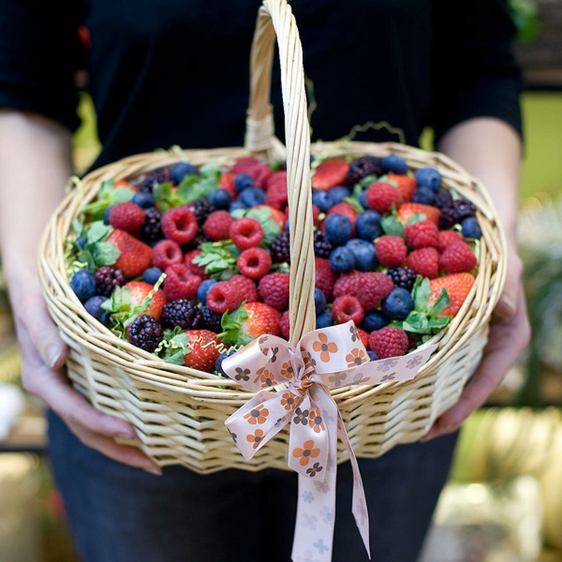 Корзина с ягодами Charlotte, клубника, голубика, ежевика, смородина, малина