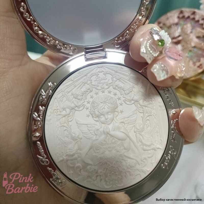 Пудра-хайлайтер Flower Knows Little Angel Emboss, естественно осветляет водянистую и трехмерную основу для макияжа.