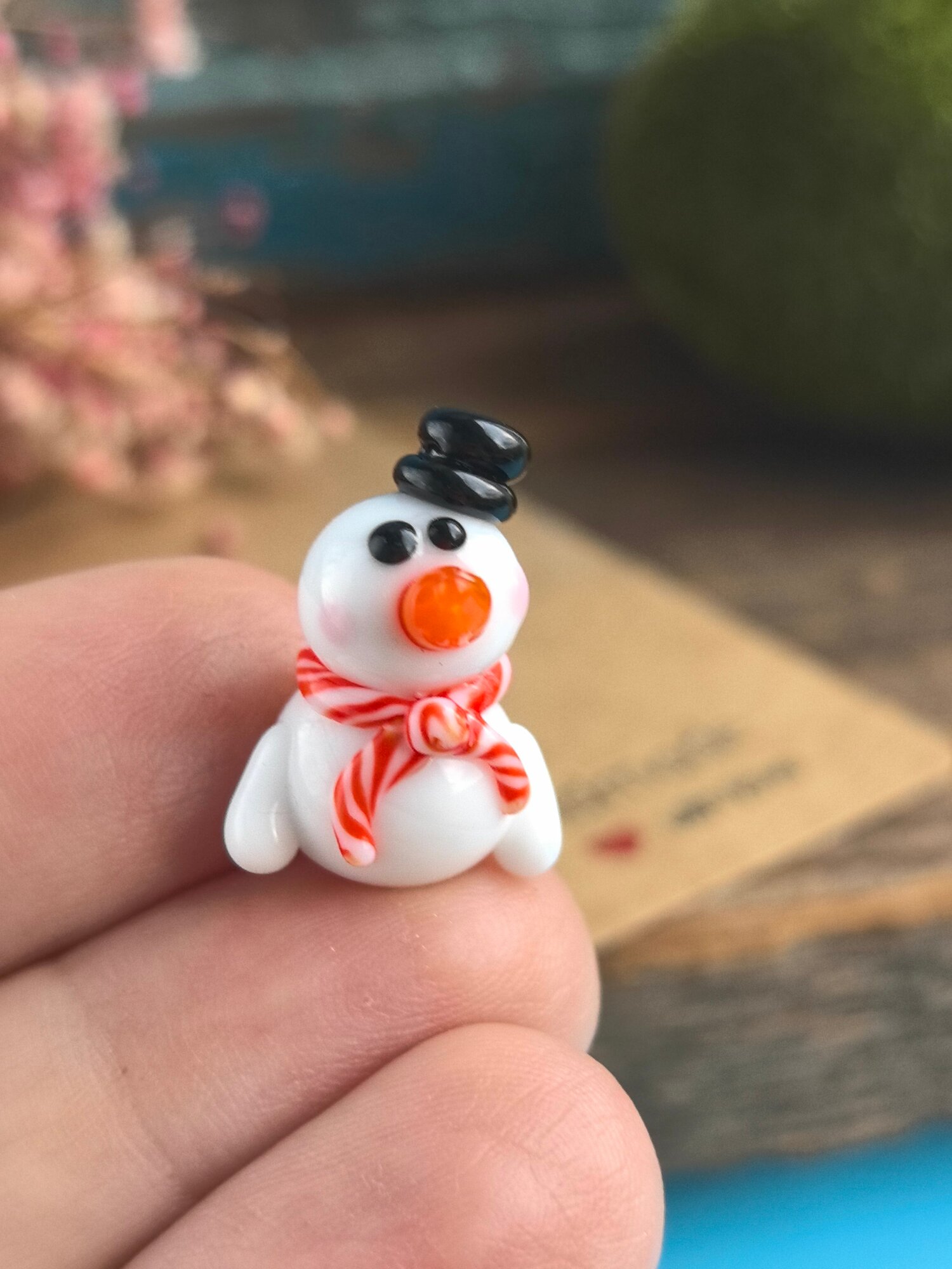 Фигурка стеклянная снеговик в красном шарфик подарок на Новый год 2026