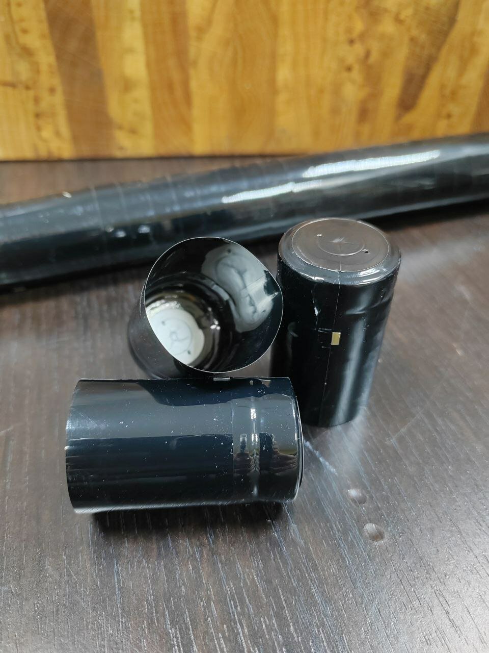 Термоусадочный колпачок 30*50 мм черный с золотистым язычком, 20 шт.