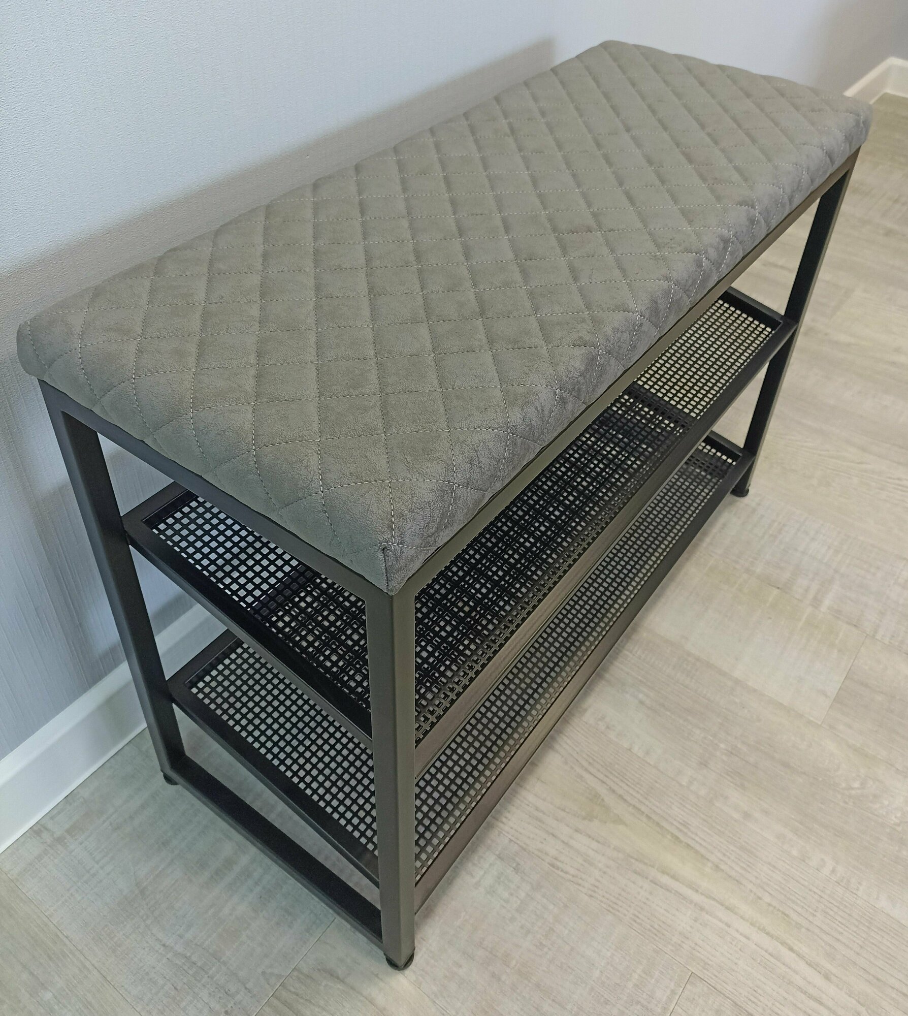 Обувница с мягким сиденьем "Дия" / 100х30х52см / черный каркас - серо-коричневый велюр (стежка ромб)