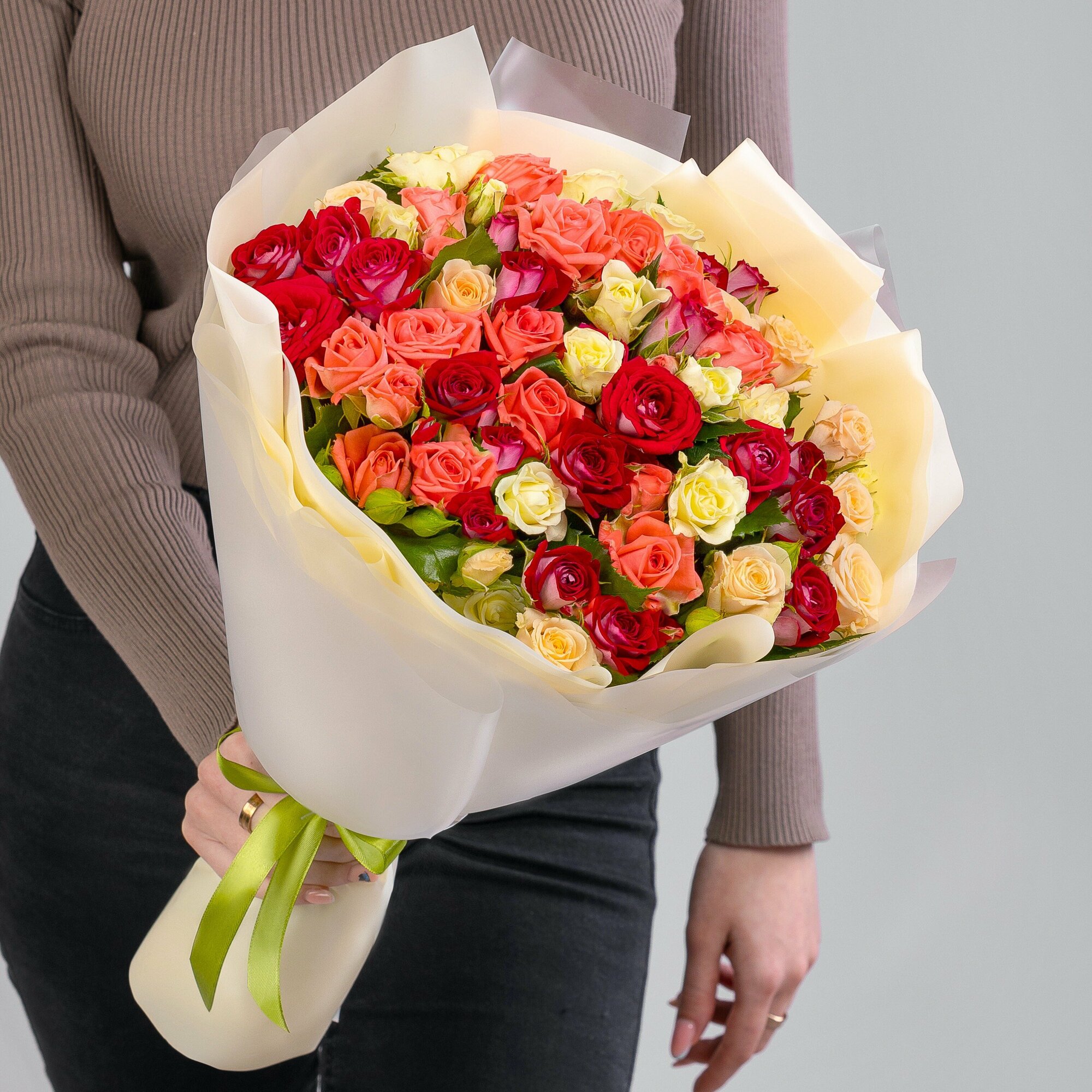 Букет Мегацвет24 "Микс из Кустовых Роз", 25 шт, разноцветные, дизайнерская упаковка