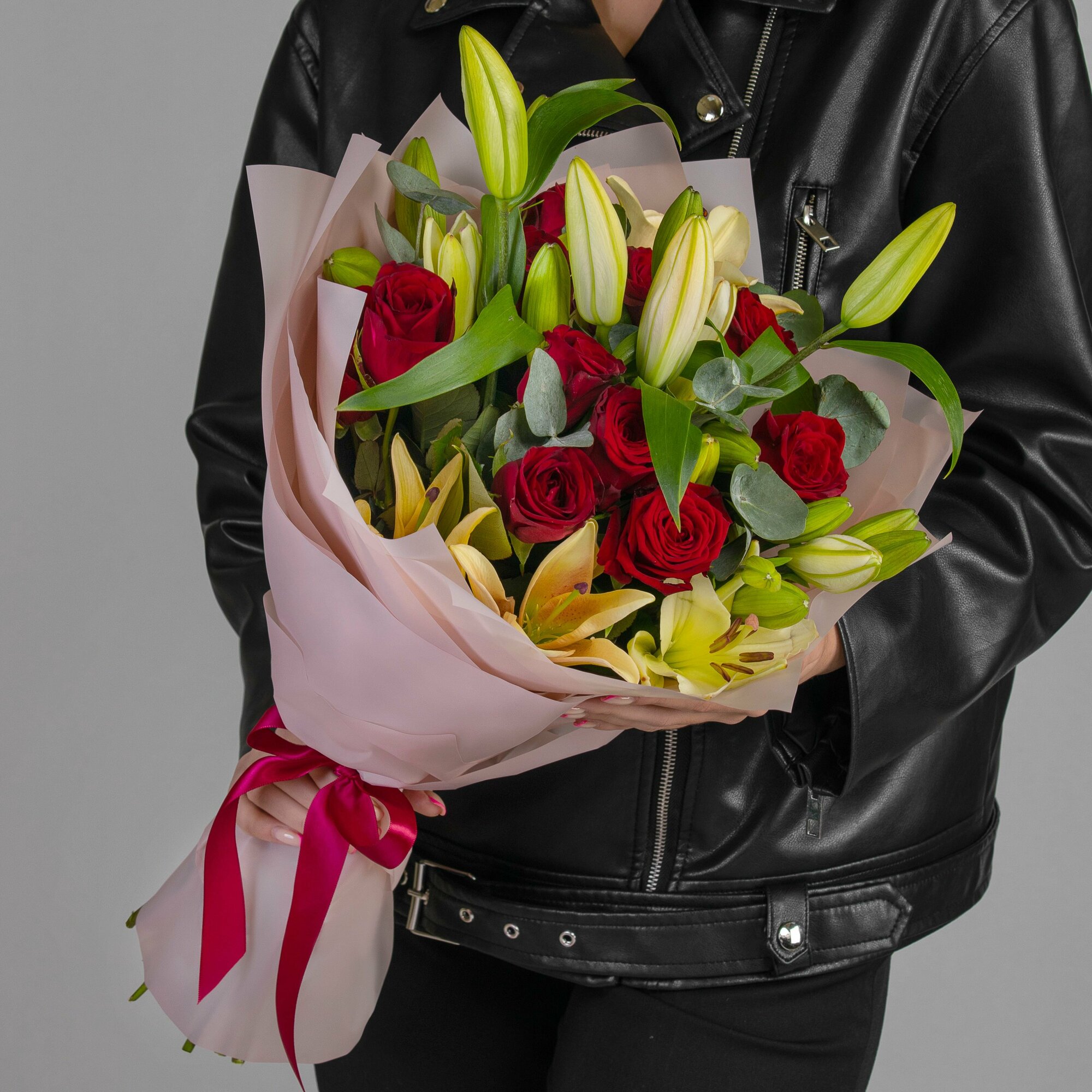 Дуо-букет Мегацвет24 "Признание", роза и лилия, дизайнерская упаковка