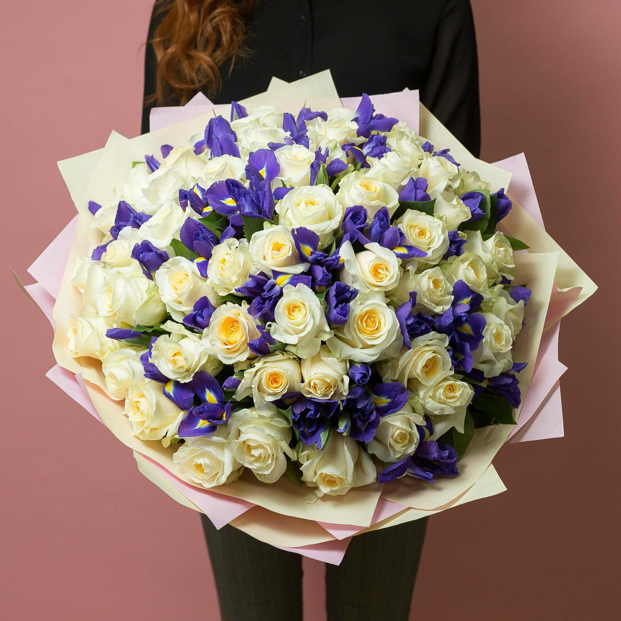 Дуо-букет Мегацвет24 "Роза и Ирис", VIP-букет, белый/синий, размер L, дизайнерская упаковка