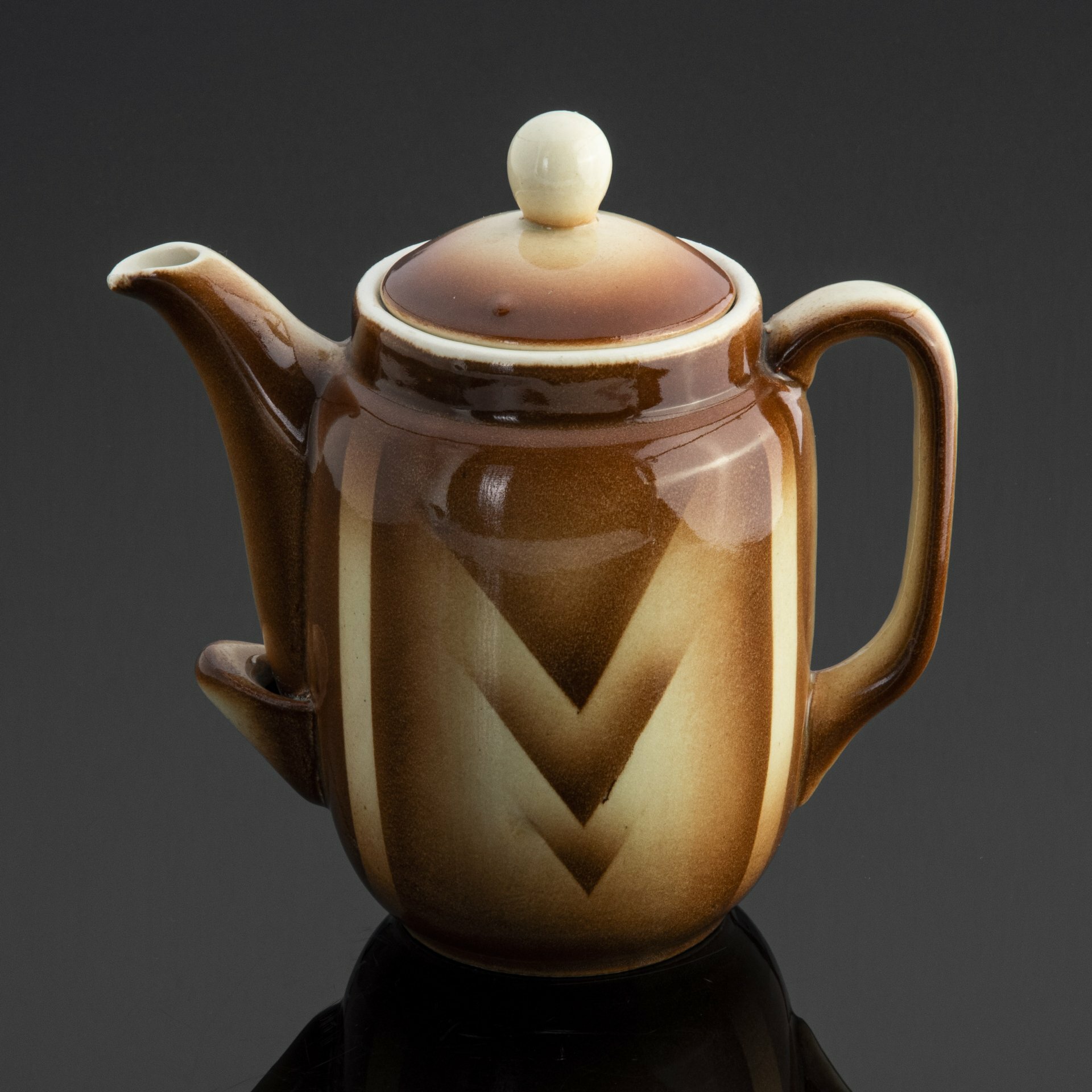 Чайник оригинальной формы с геометрическим декором