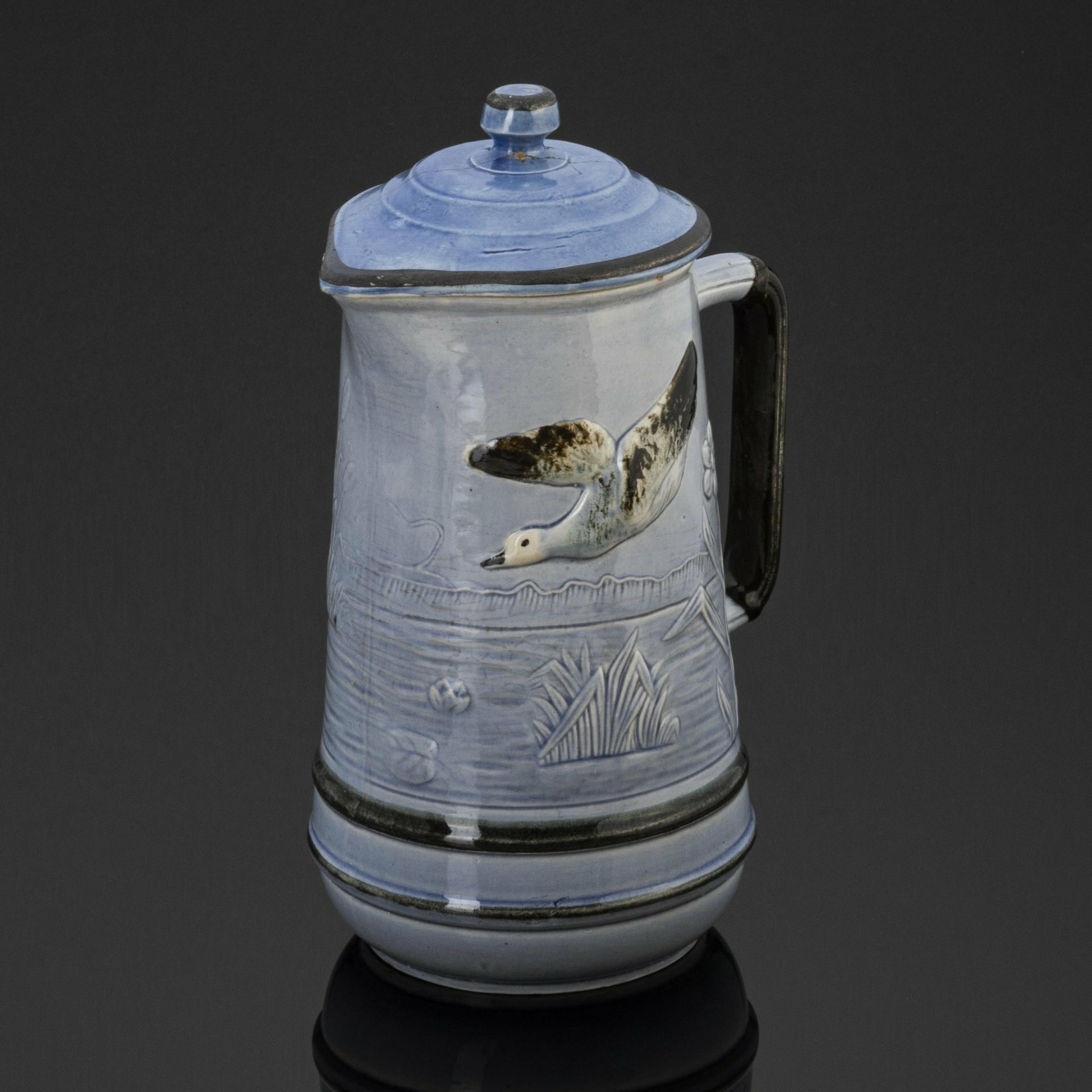 Кувшин столовый, украшенный изображениями уток (мод.3414), фаянс, глазури, роспись