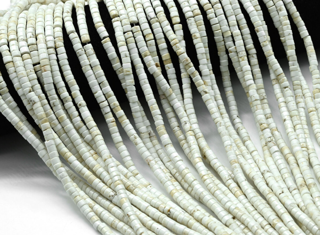 Бусины из кахолонга диски 4мм, 38см, 146 бусин .