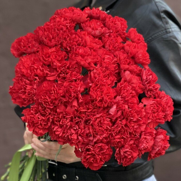 Букет цветов 40 живых красных гвоздик, длина 55 см, ROZA4U — фото 1