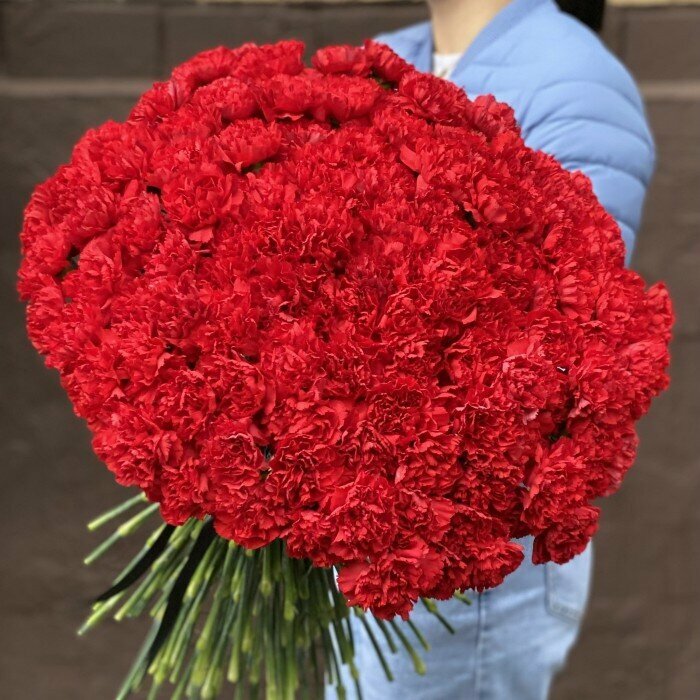 200 красных гвоздик с черной лентой