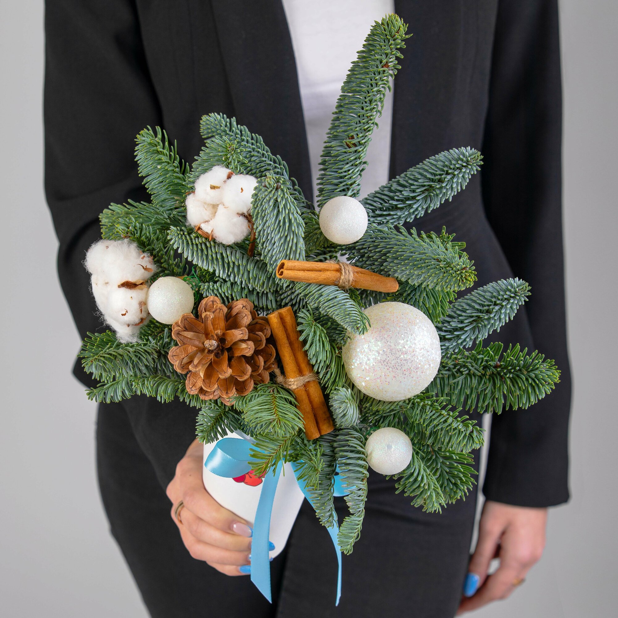 Новогодний букет Мегацвет24 "Белый", нобилис с корицей и хлопком в стаканчике