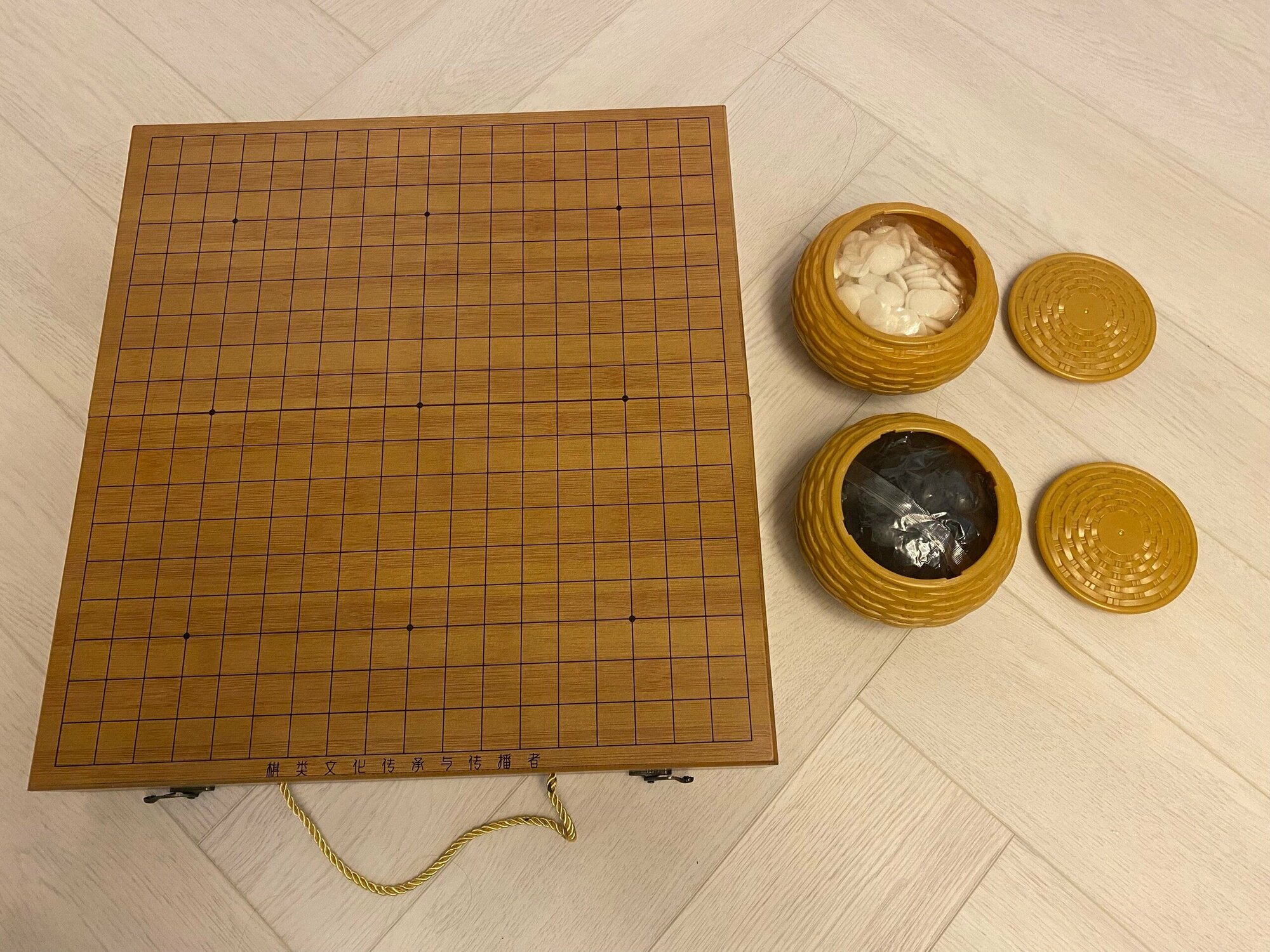Настольная игра Го, набор " Хакогата ", складной гобан и камни в чашах.