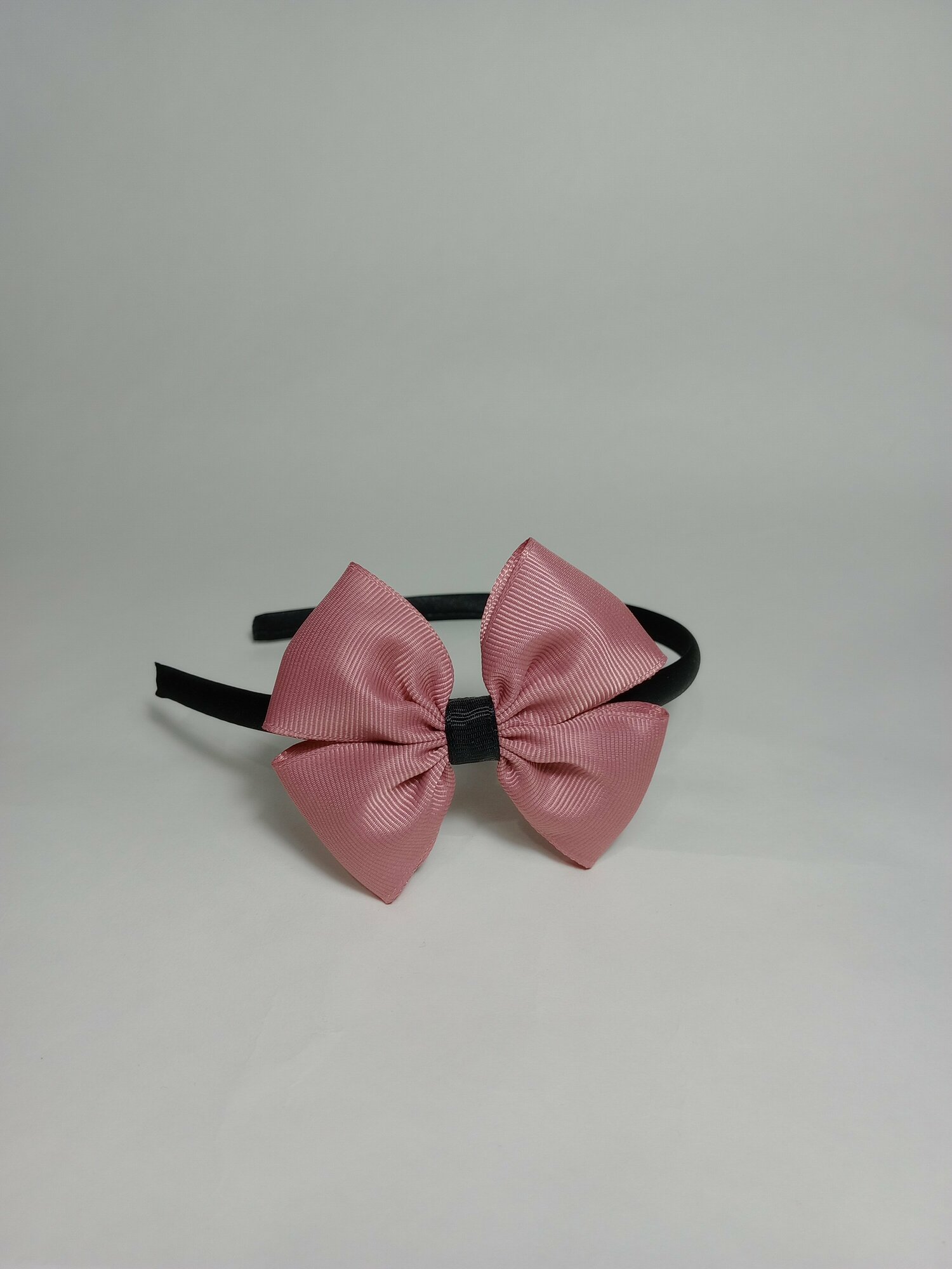 Ободок с розово-пудровым бантиком ручной работы от бренда Bantichelli