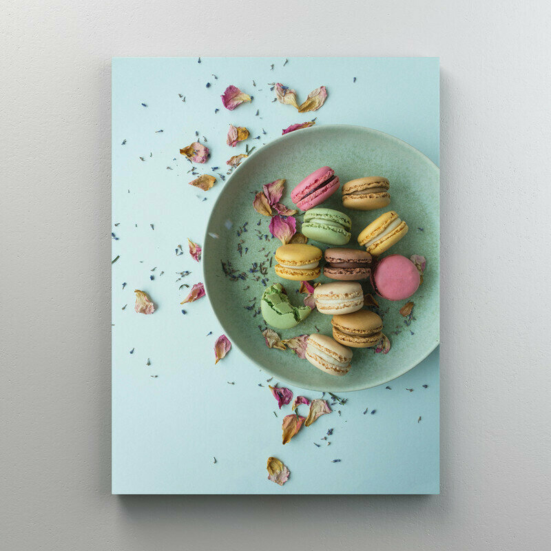 Интерьерная картина на холсте "Печенья - разноцветные макаруни", размер 30x40 см