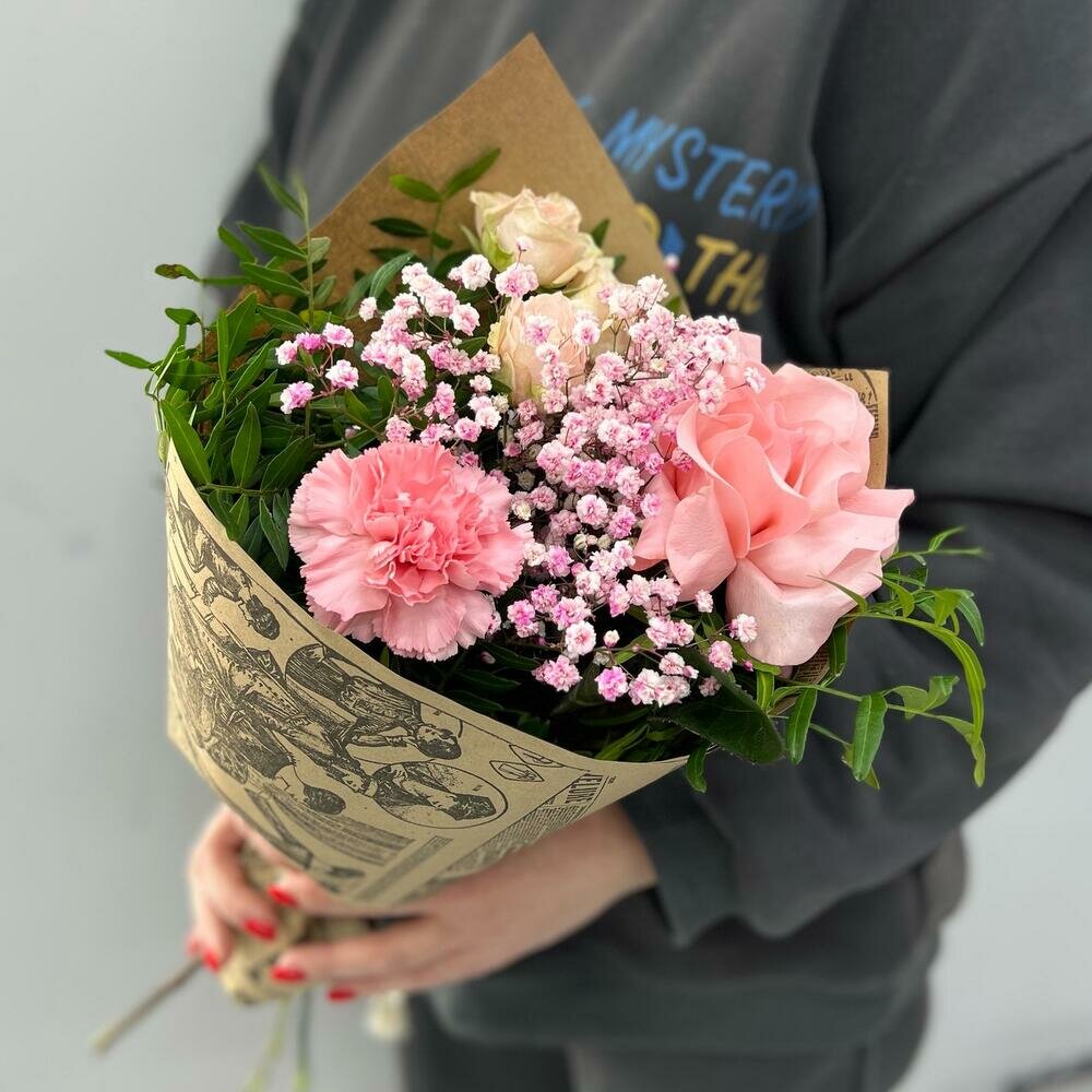 Букет из французской розы, кустовой розы и гипсофилы римская роза