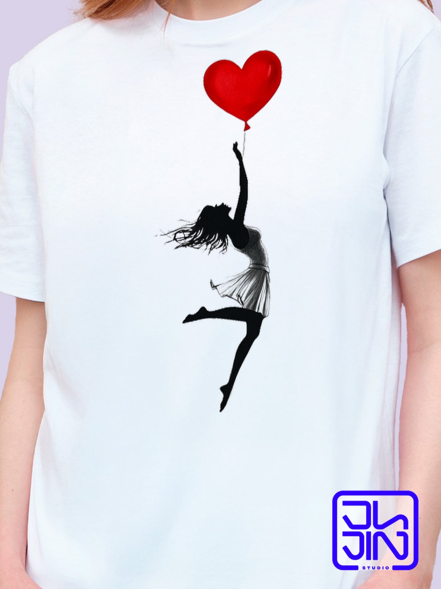 Футболка классическая женская с авторским принтом Черно белая минималистичная девушка с красным сердцем, уличный воздушный шар, белый хлопковый трикотаж с прикольным рисунком на груди