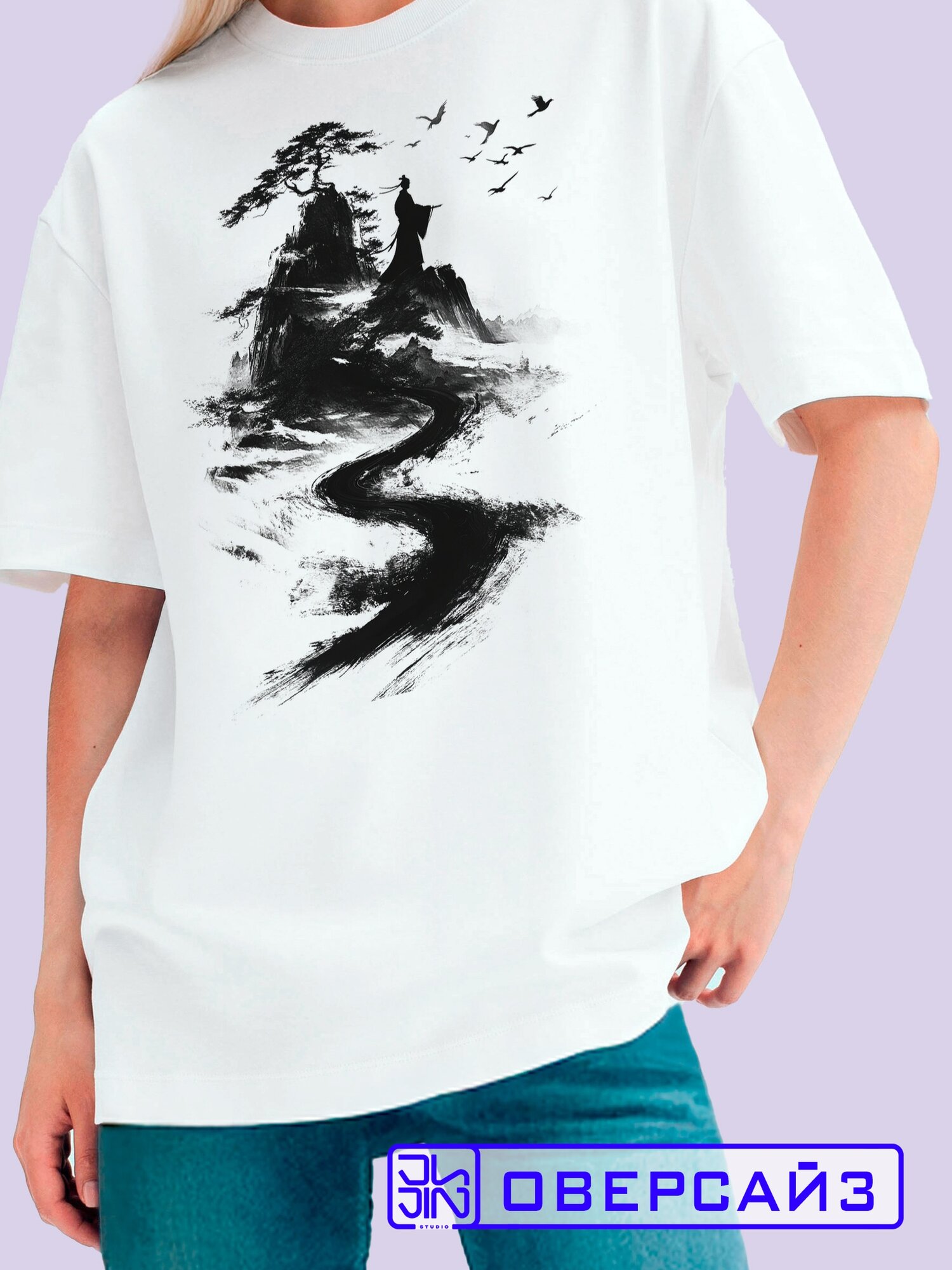 Футболка оверсайз женская с принтом Самурай на черно-белой скале с минималистичными белыми горами этнический, белый хлопковый трикотаж с прикольным рисунком на груди