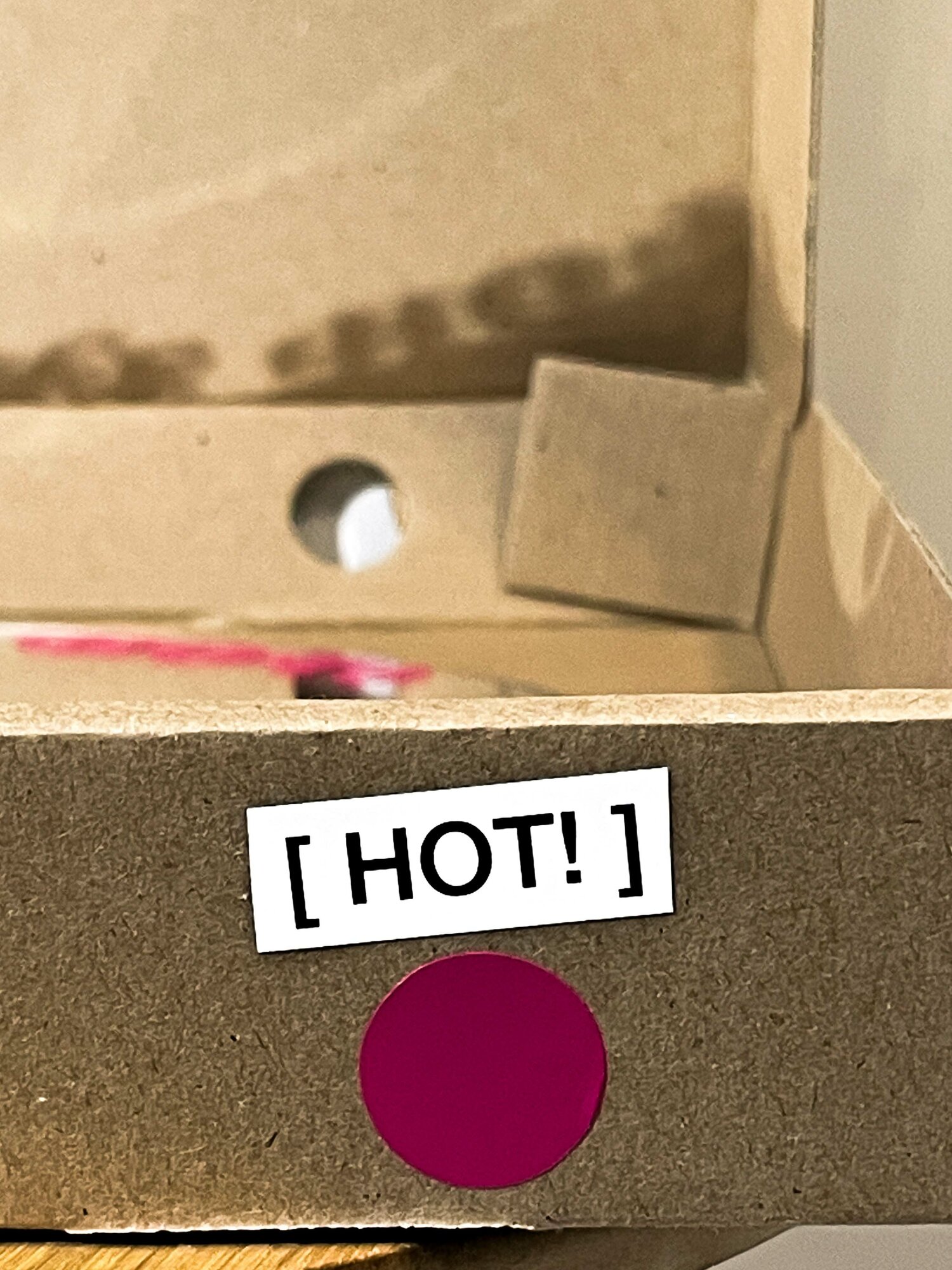 Зеркало интерьерное с графикой You are Hot, круг 30см, цвет лилово-розовый, бренд Zrcatko — фото 1