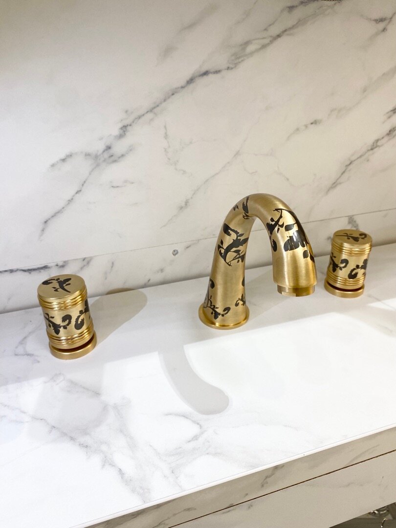 Смеситель для раковины на 3 отверстия с донным клапаном DANIEL LIFE DECORA DAMASCO L5003YF88 золото/