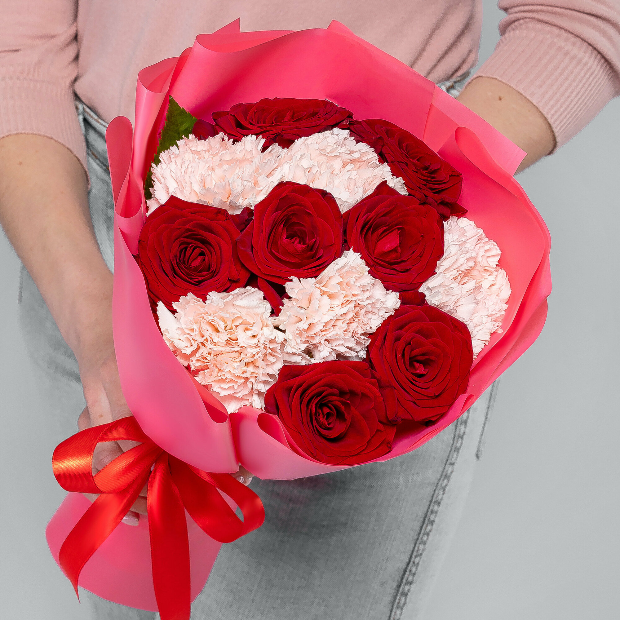 Дуо-букет Мегацвет24 "Красная роза и гвоздика розовая" мини, дизайнерская упаковка