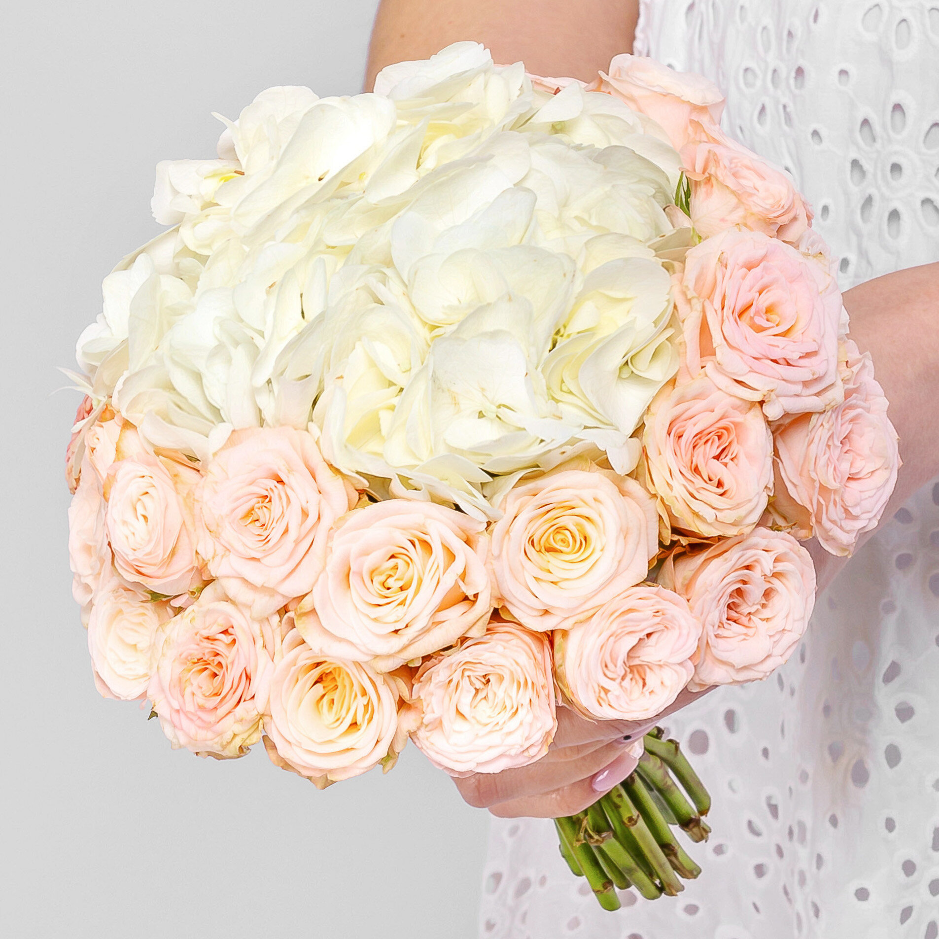 Букет невесты Мегацвет24 "Роза Бомбастик и Гортензия", светло-розовый/белый, под лентой