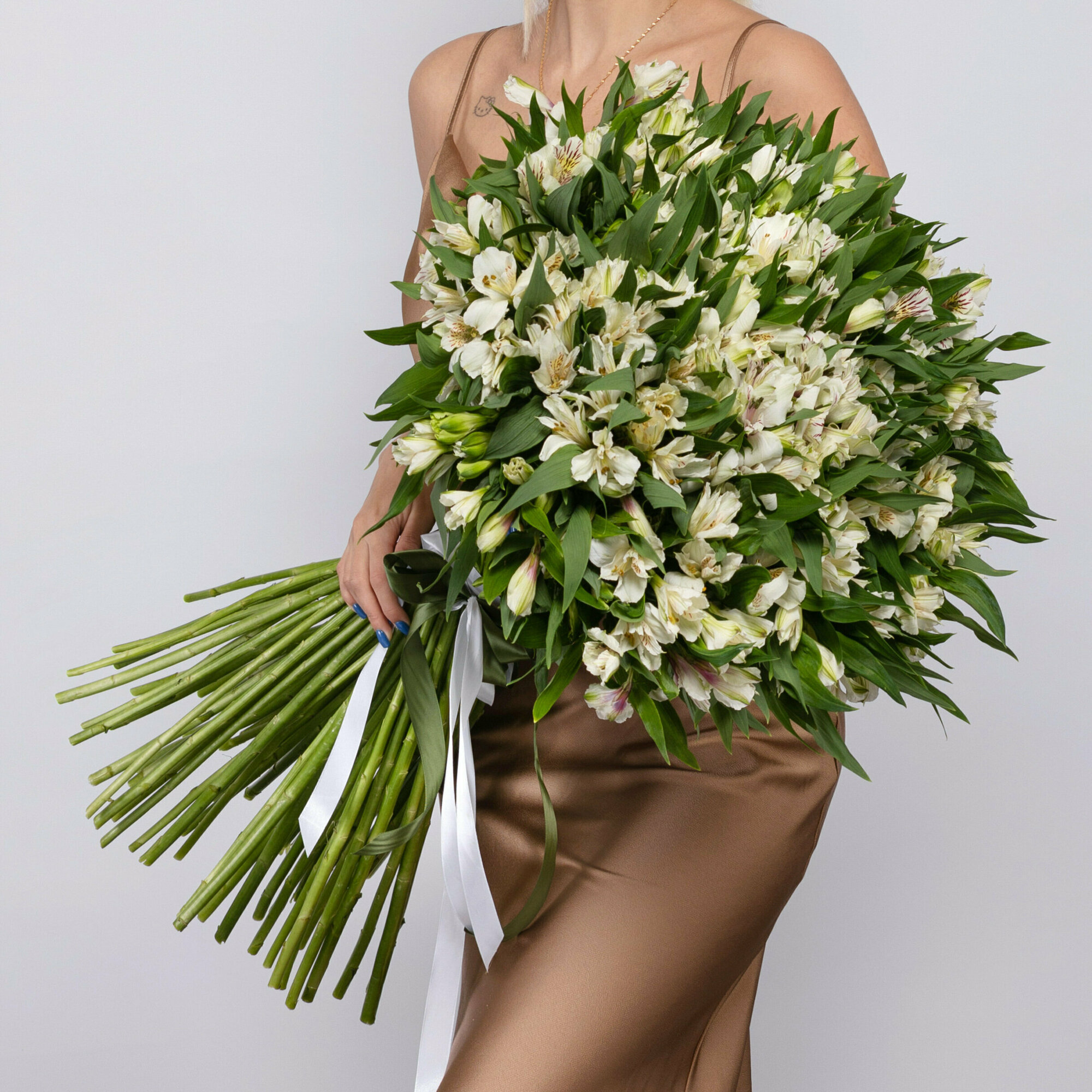 Букет Мегацвет24 «Белая Альстромерия», 101 шт, оформление под ленту