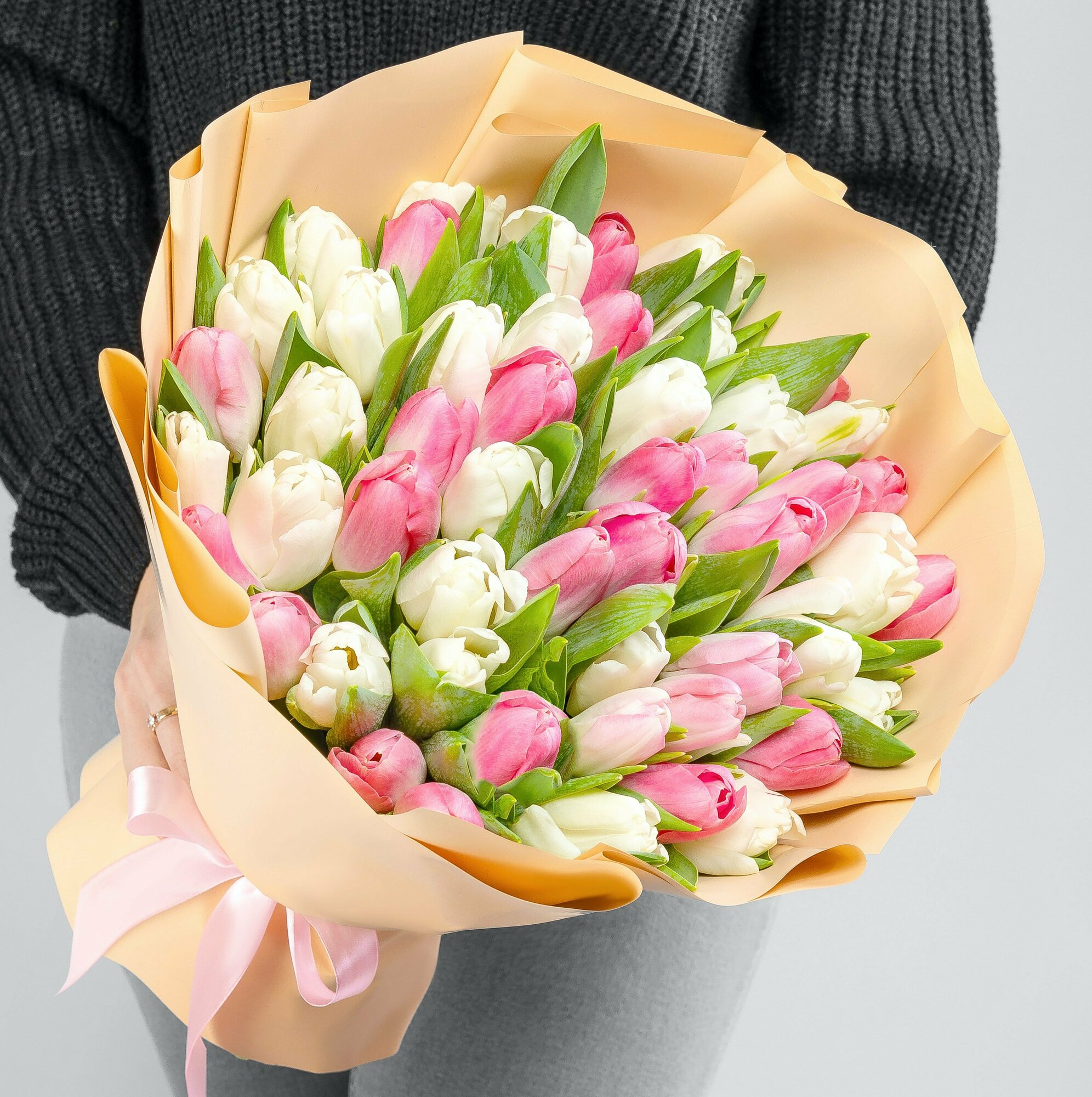 Букет Мегацвет24 "Белый и розовый Тюльпан", 51 шт, дизайнерская упаковка