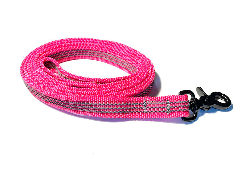 Поводок из прорезиненной стропы с латексом розовый 20 мм карабин черный рычажный 3 м