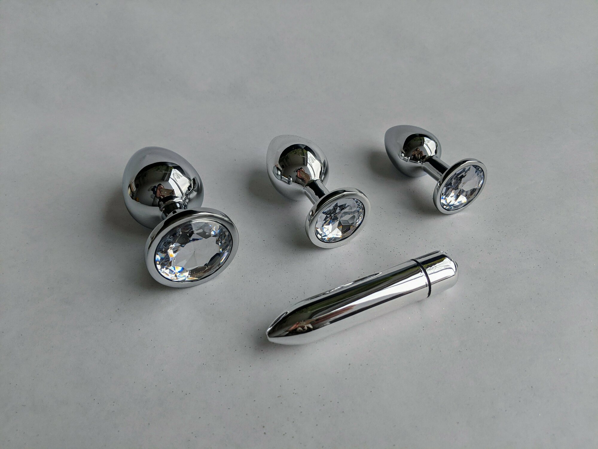 Набор анальных пробок с вибратором-пулей, алюминий, S/M/L, 4 предмета